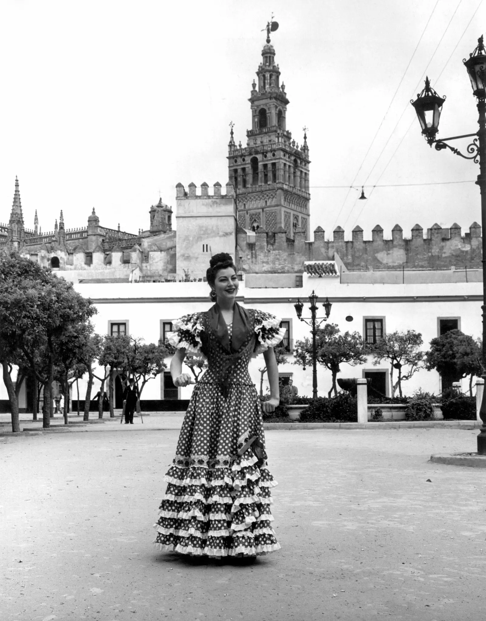 Ava Gardner Seville ۾ 1950 ۾ ورتل تصوير ۾ پوز ڪري ٿو.