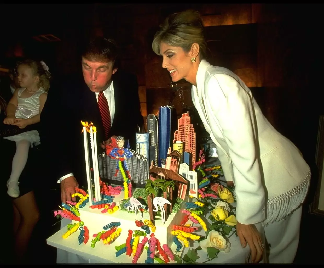 Доналд Тръмп със семейството си и бившата съпруга Марла на 50-ия му рожден ден в Ню Йорк през 1996 г.