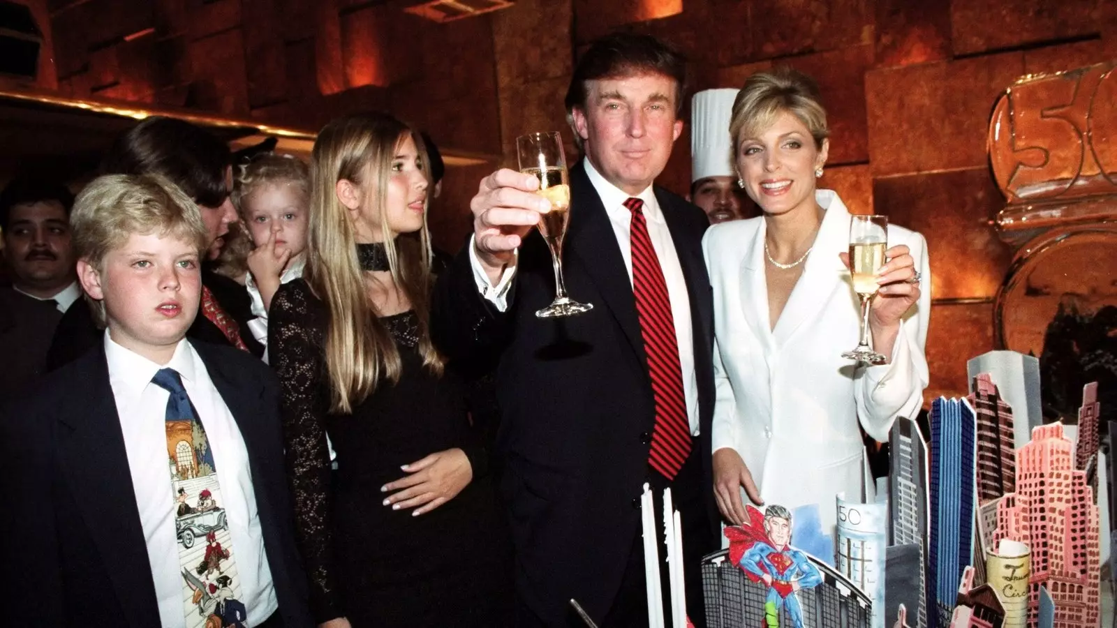 Доналд Тръмп със семейството си и бившата съпруга Марла на 50-ия му рожден ден в Ню Йорк през 1996 г.