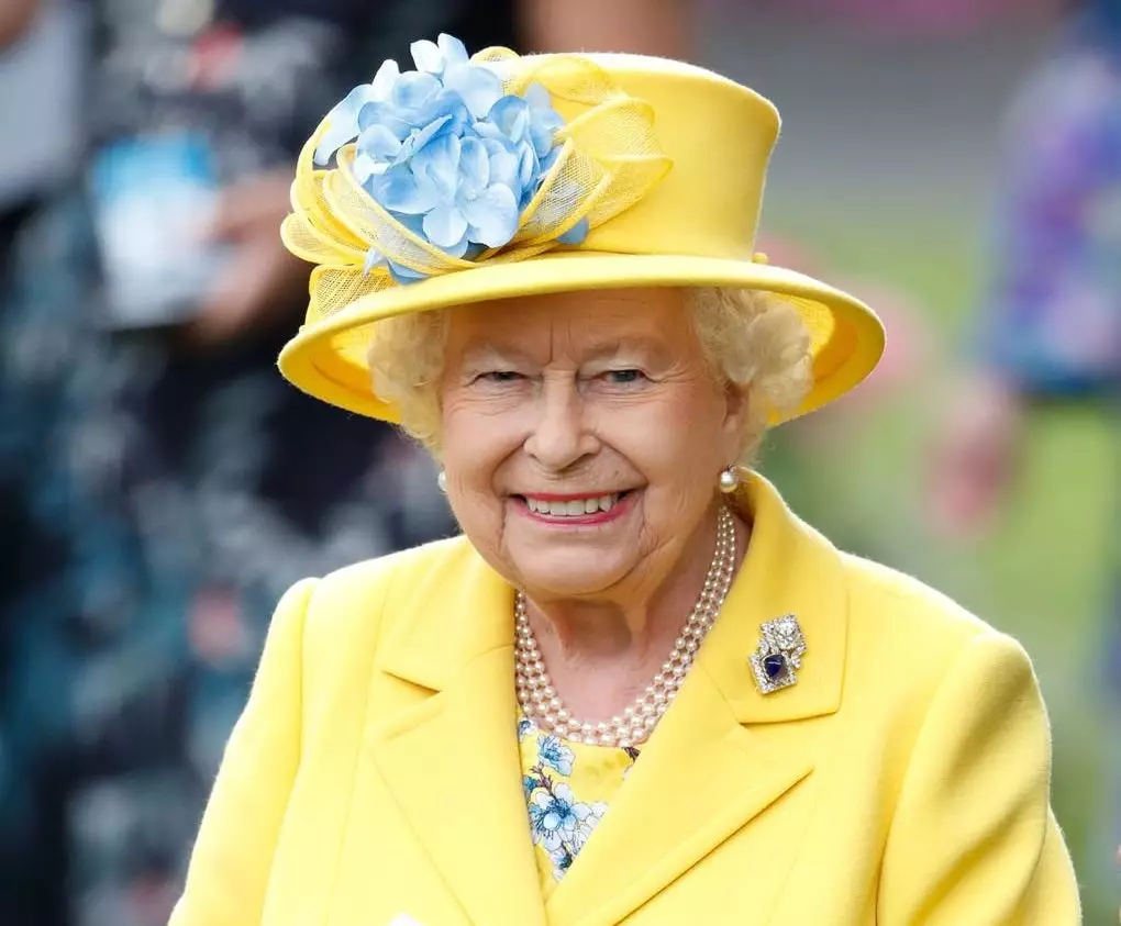 La ĉielarka stilo de reĝino Elizabeth II