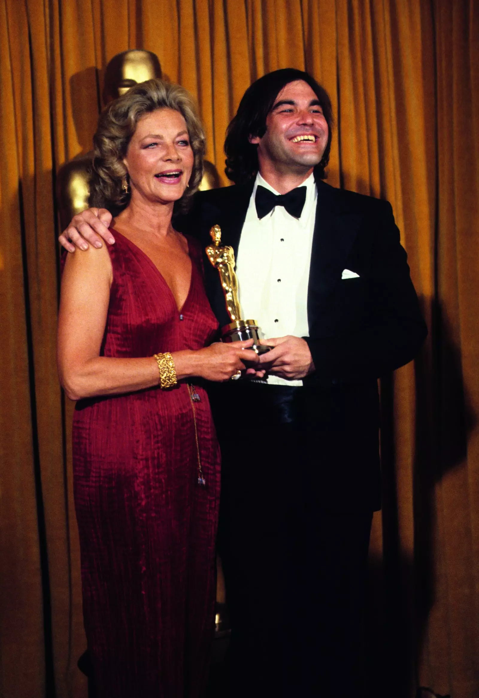 Lauren Bacall hauv lub tsho liab tshwj xeeb thiab Oliver Stone ntawm 1979 Oscars.