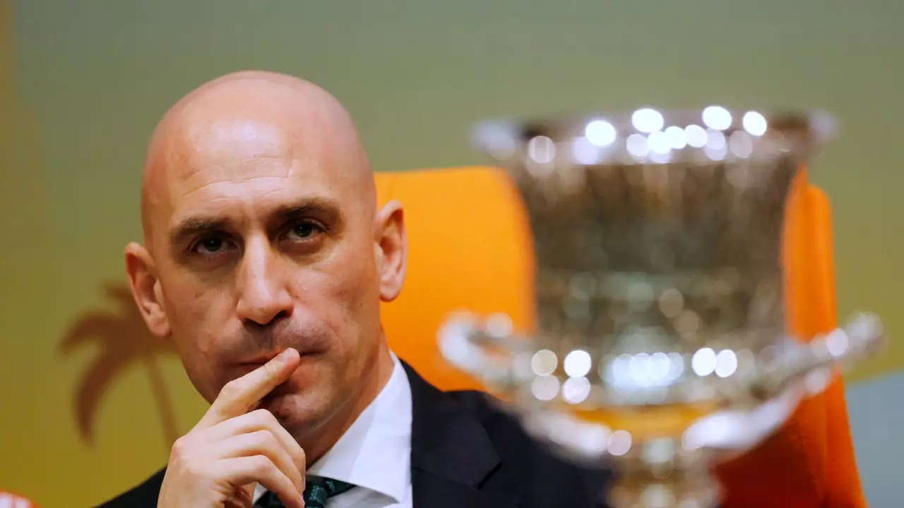 Luis Rubiales: from fighting against the embargoes of his teammates to the 'Super Cup case'