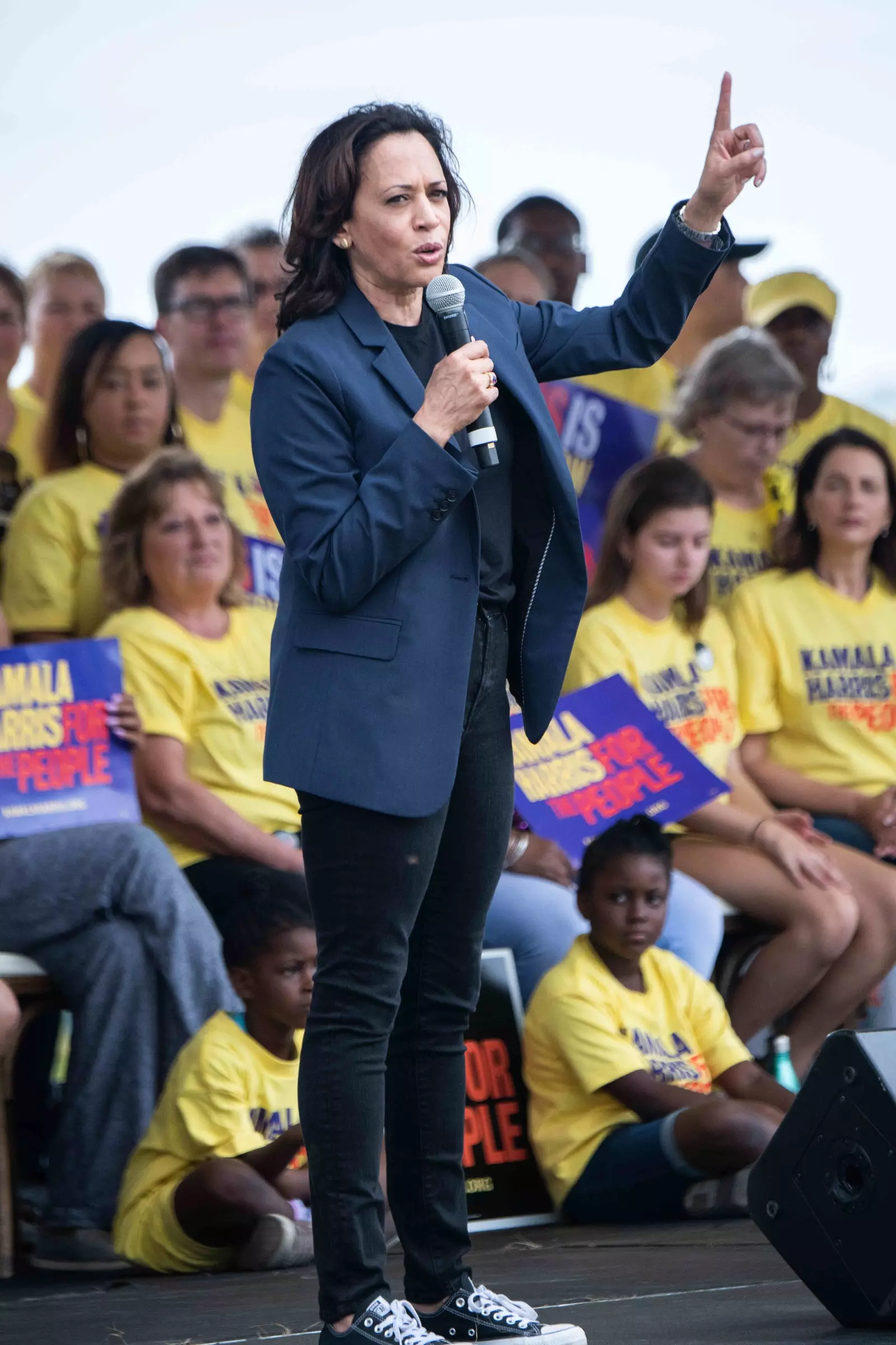 Pada tahun 2020 Kamala Harris telah berkempen di Converse mudah.