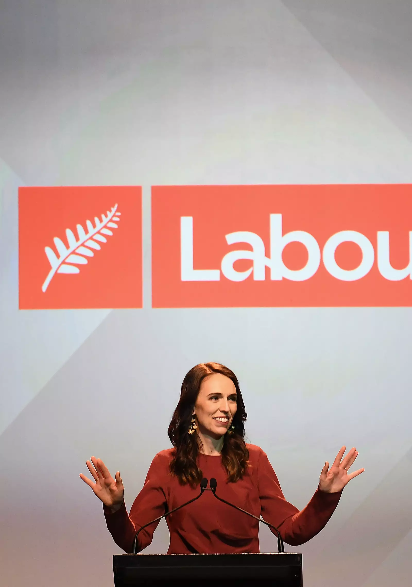 නවසීලන්ත අගමැතිනී Jacinda Ardern ඇයගේ ජනවරම අලුත් කිරීම.