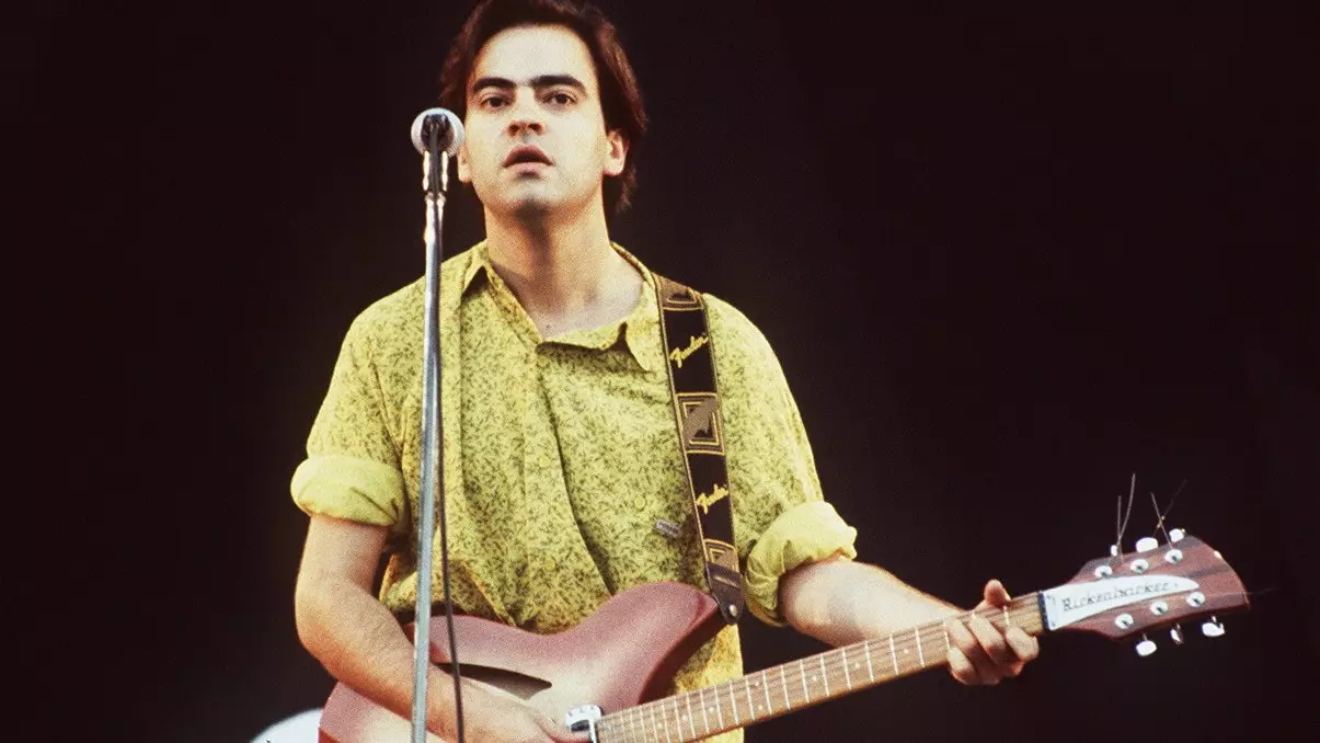 Enrique Urquijo em um concerto Los secretos no Parque de Diversões de Madrid em 1989.