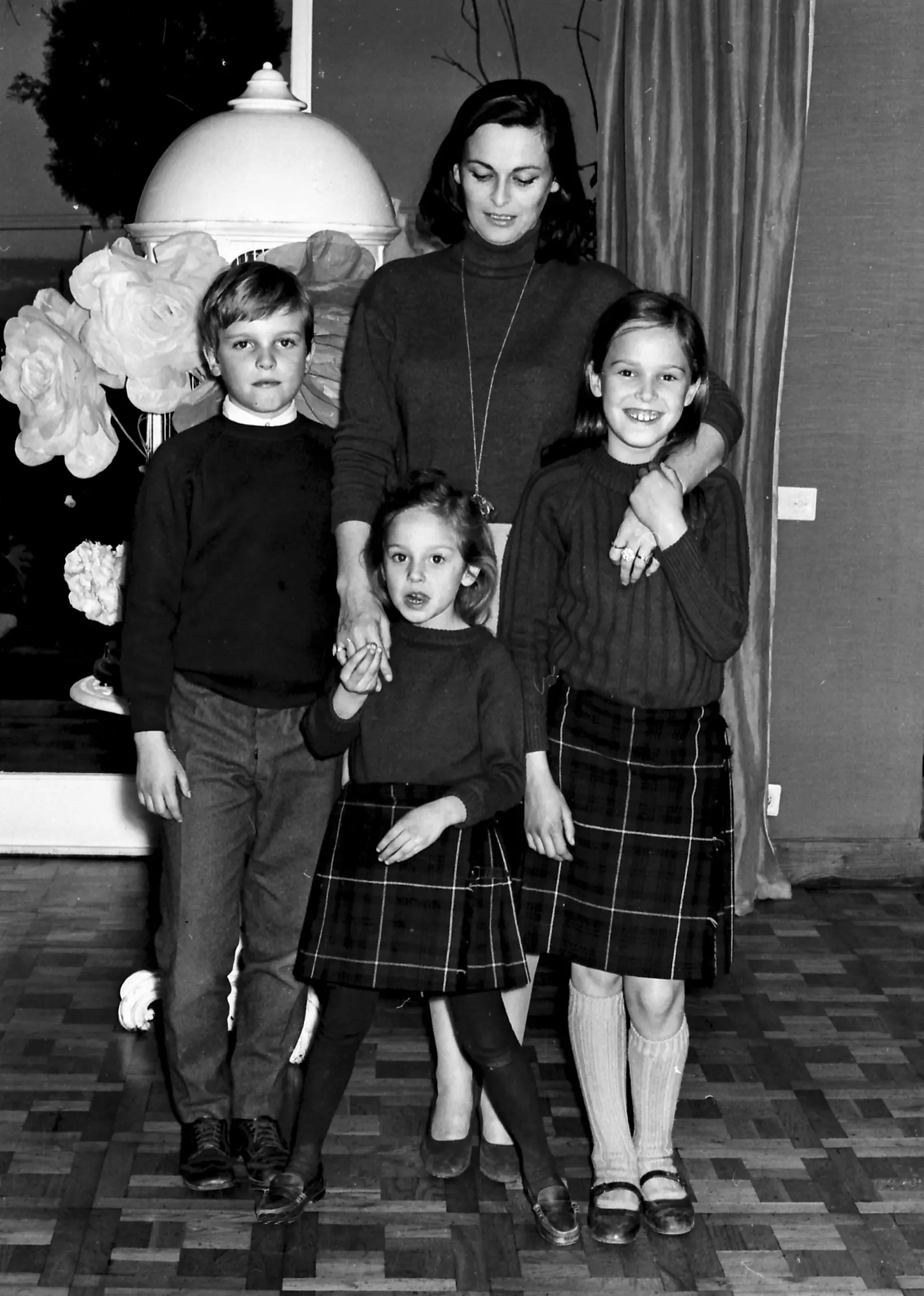 Lucía Bos saam met haar kinders Miguel Lucía en Paola by haar huis in Somosaguas in Madrid 1966.