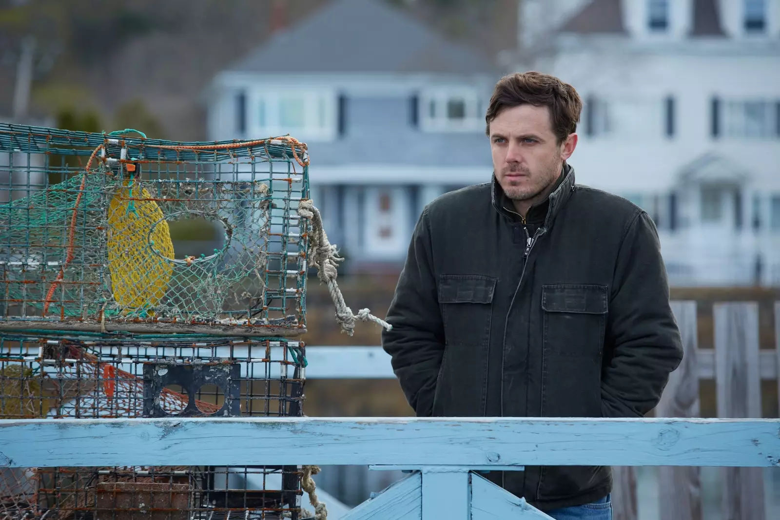 Casey Affleck in 'n stilbeeld van Manchester by die see.