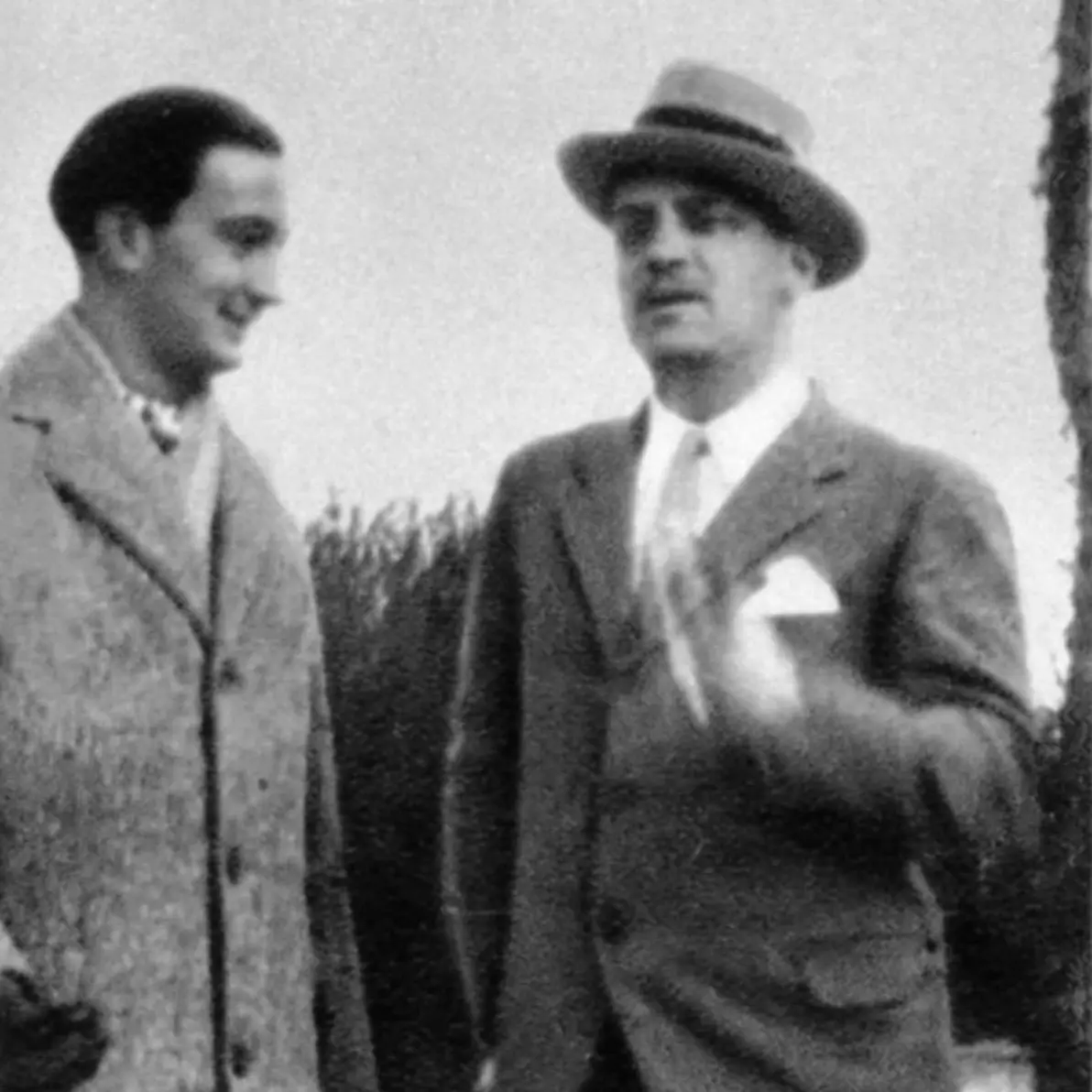 साल्वाडोर डाली आणि लुईस बुनुएल 1928 मध्ये.