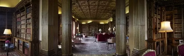 Sala si biblioteca in interiorul castelului.