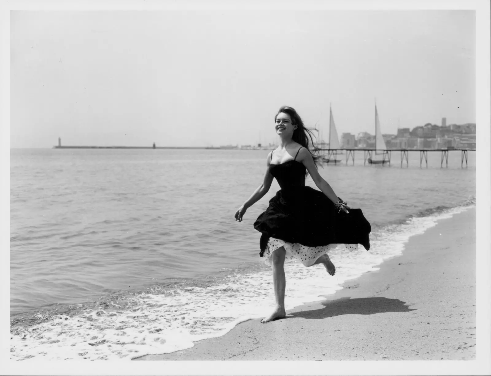 Brigitte Bardot hardloop kaalvoet langs die strand in Cannes tydens die 1956-uitgawe van die Filmfees.