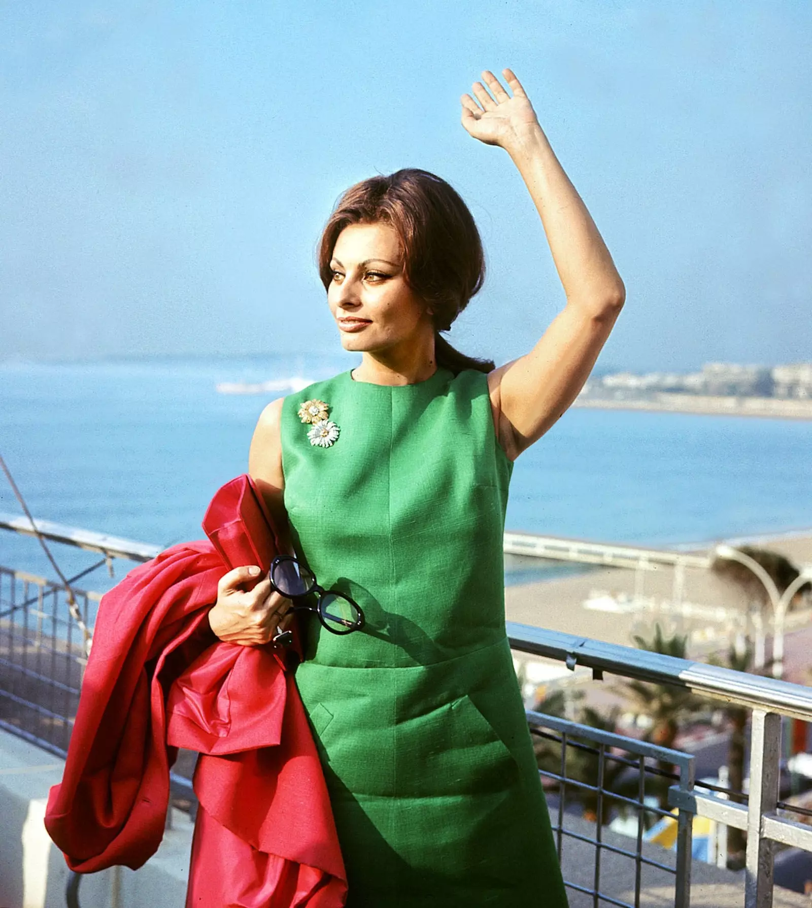 Ilay mpilalao sarimihetsika Italiana Sofia Loren dia niarahaba ireo mpankafy azy nandritra ny Fetiben'ny Sarimihetsika Cannes 1964