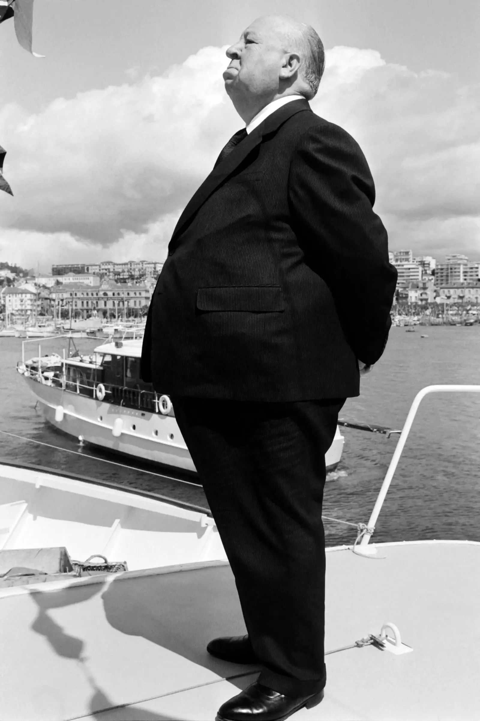 Regisseur Alfred Hitchcock poseer op 'n seiljag by die 1972 Cannes-rolprentfees.