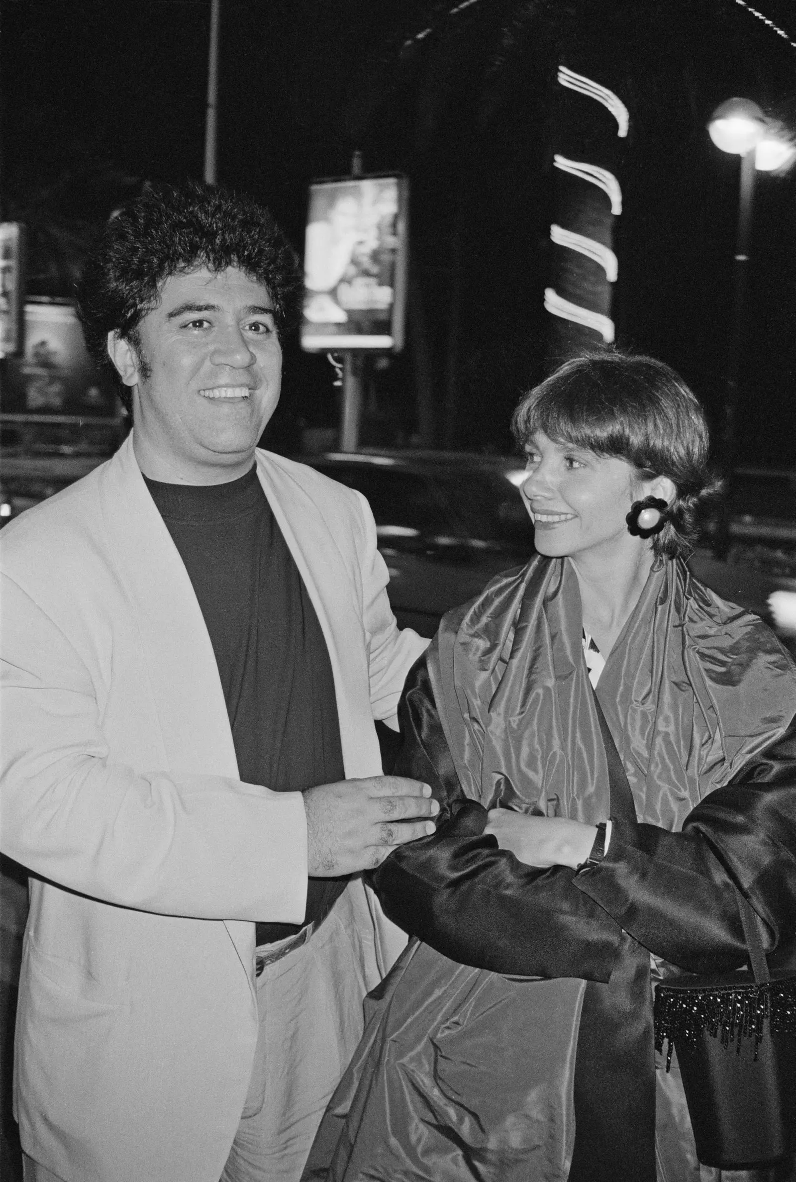 Pedro Almodóvar nrog Victoria Abri ntawm Cannes Film Festival xyoo 1984.