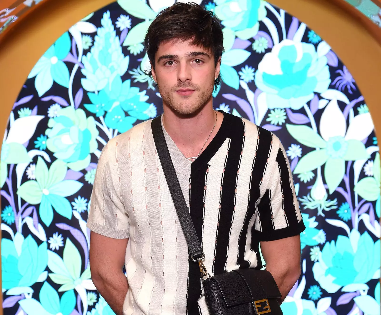 Jacob Elordi na may dalang Fendi bag.