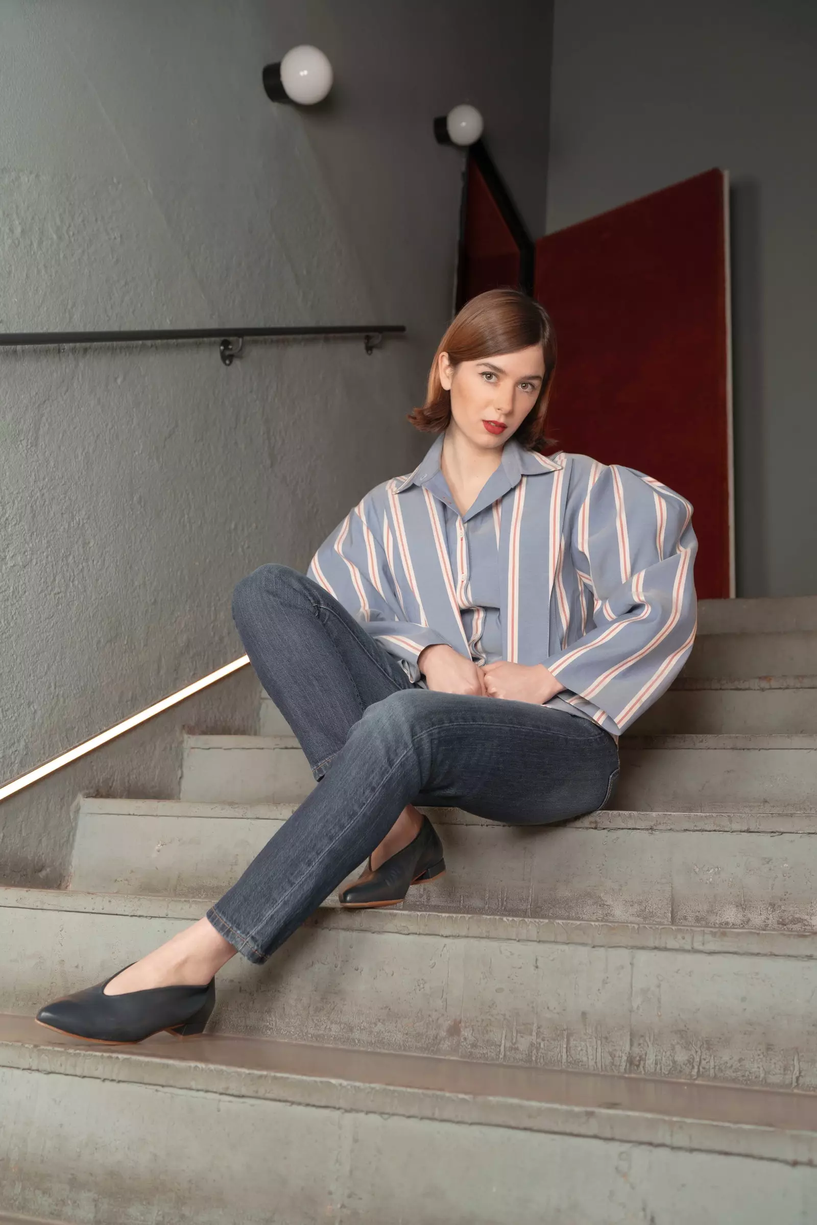 In the Sala Equis, Elsa is wearing a Carolina Herrera jacket and shirt, Levis jeans and Malababa shoes.