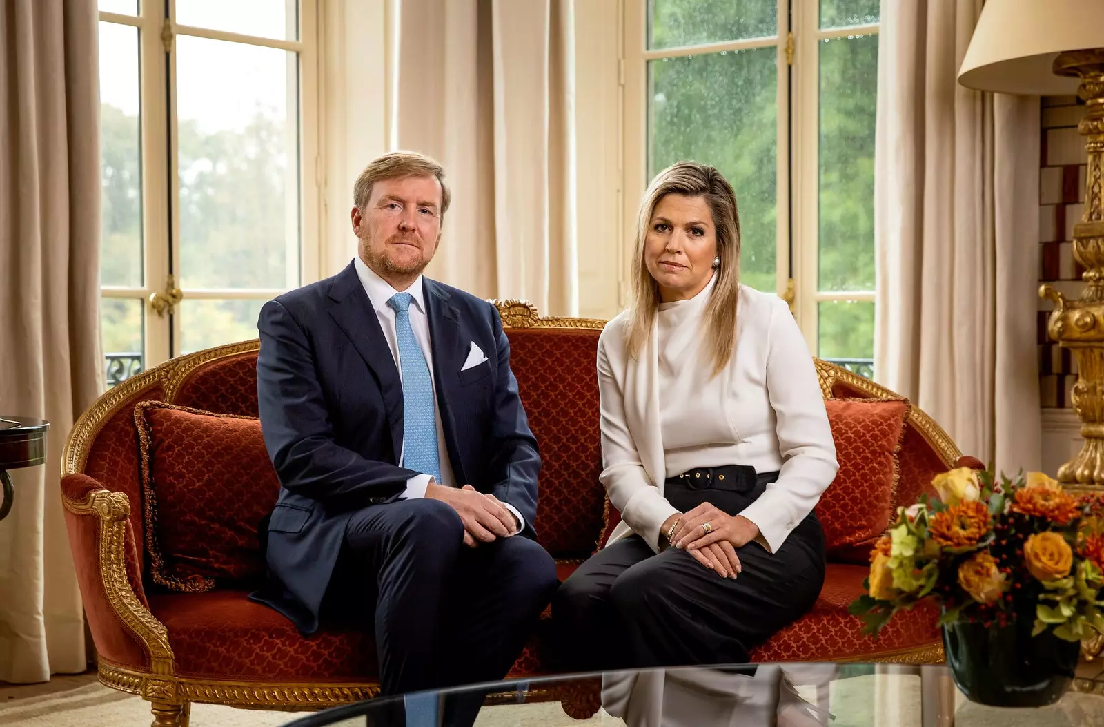 Kungarna William och Maxima av Nederländerna ber om ursäkt för sina kontroversiella semestrar i Grekland under pandemin.