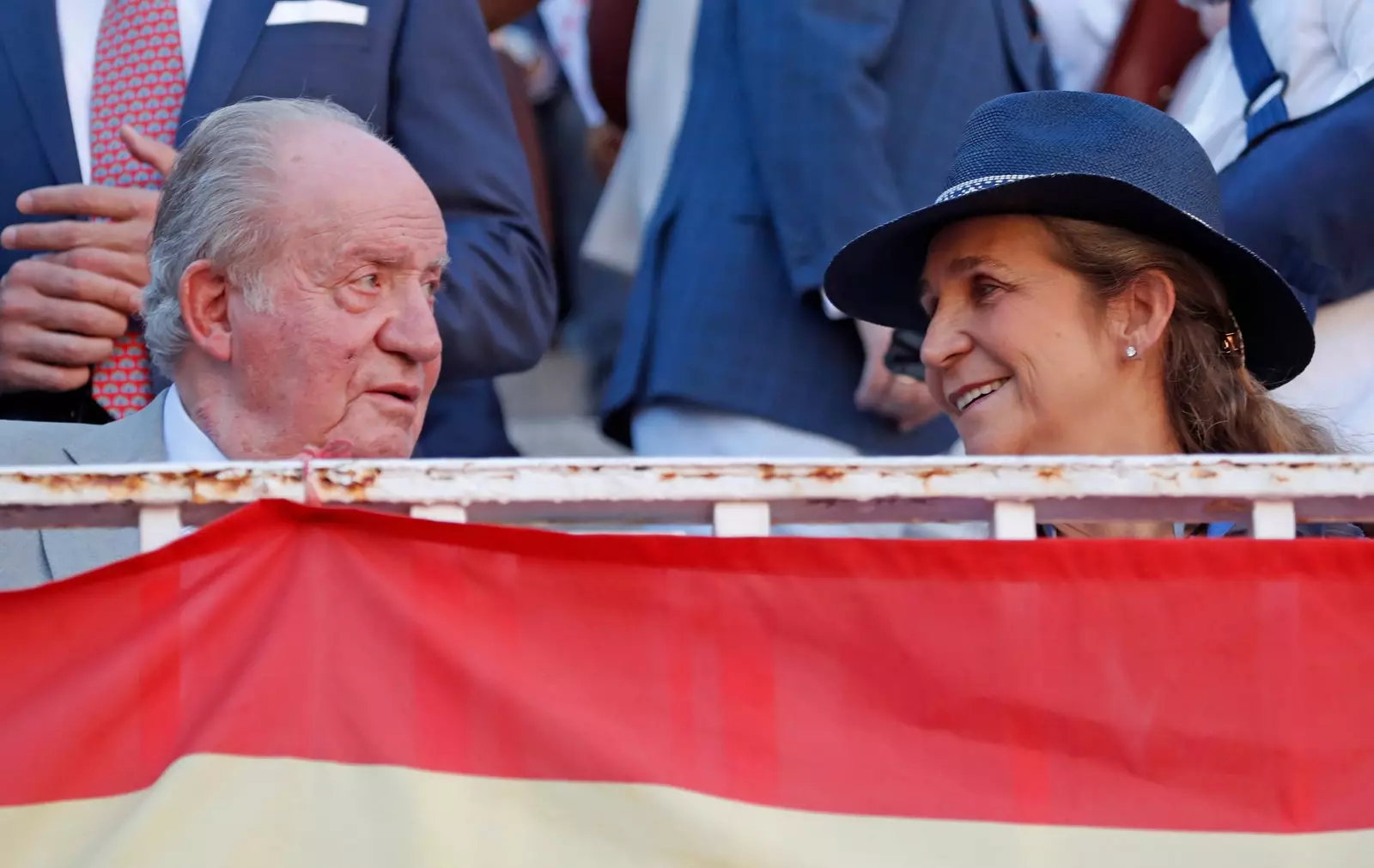 Regele emerit Don Juan Carlos și fiica sa Infanta Elena într-o după-amiază însorită în Las Ventas.