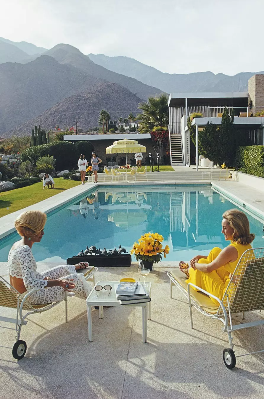 Slim Aarons Poolside និយាយដើម