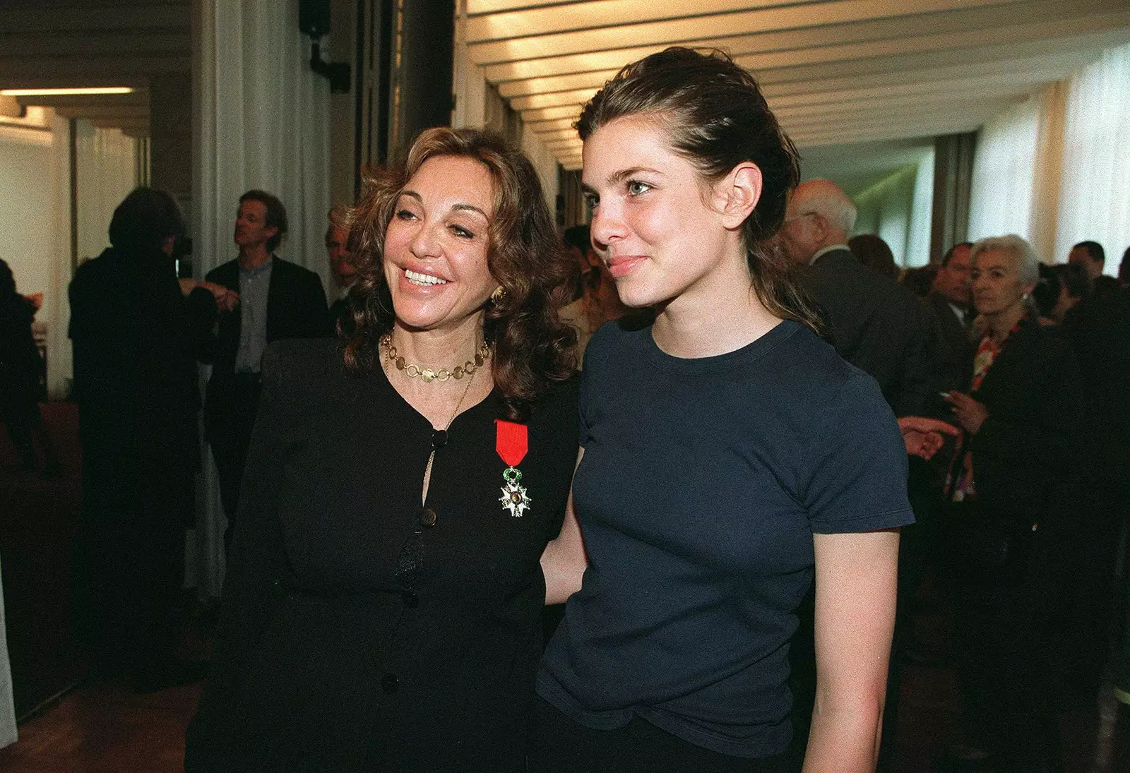 Albina du Boisrouvray ak Carlota Casiraghi lè li te dekore avèk Legiyon Onè an 2001.