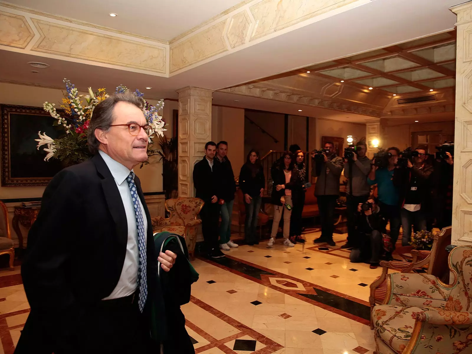 Artur Mas dy't it Orfila-hotel yngie foar de oandachtige blik fan 'e sjoernalisten minuten foardat it moarnsiten begon.