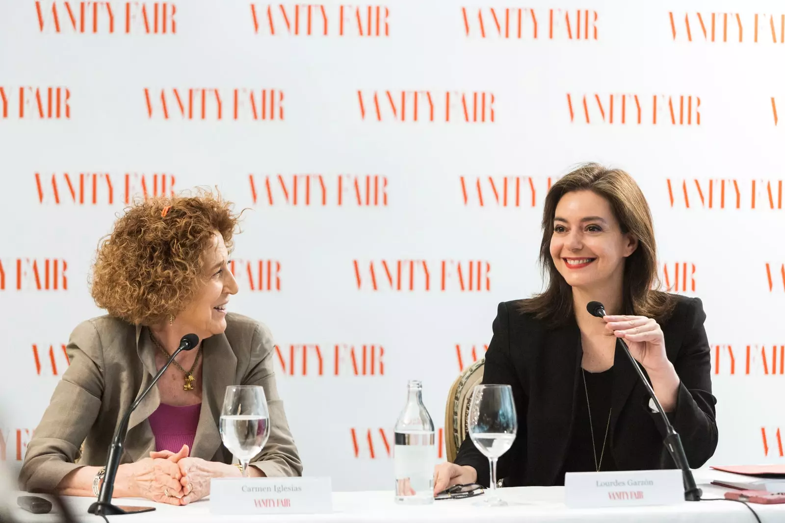 Carmen Iglesias và Lourdes Garzón giám đốc của Vanity Fair.