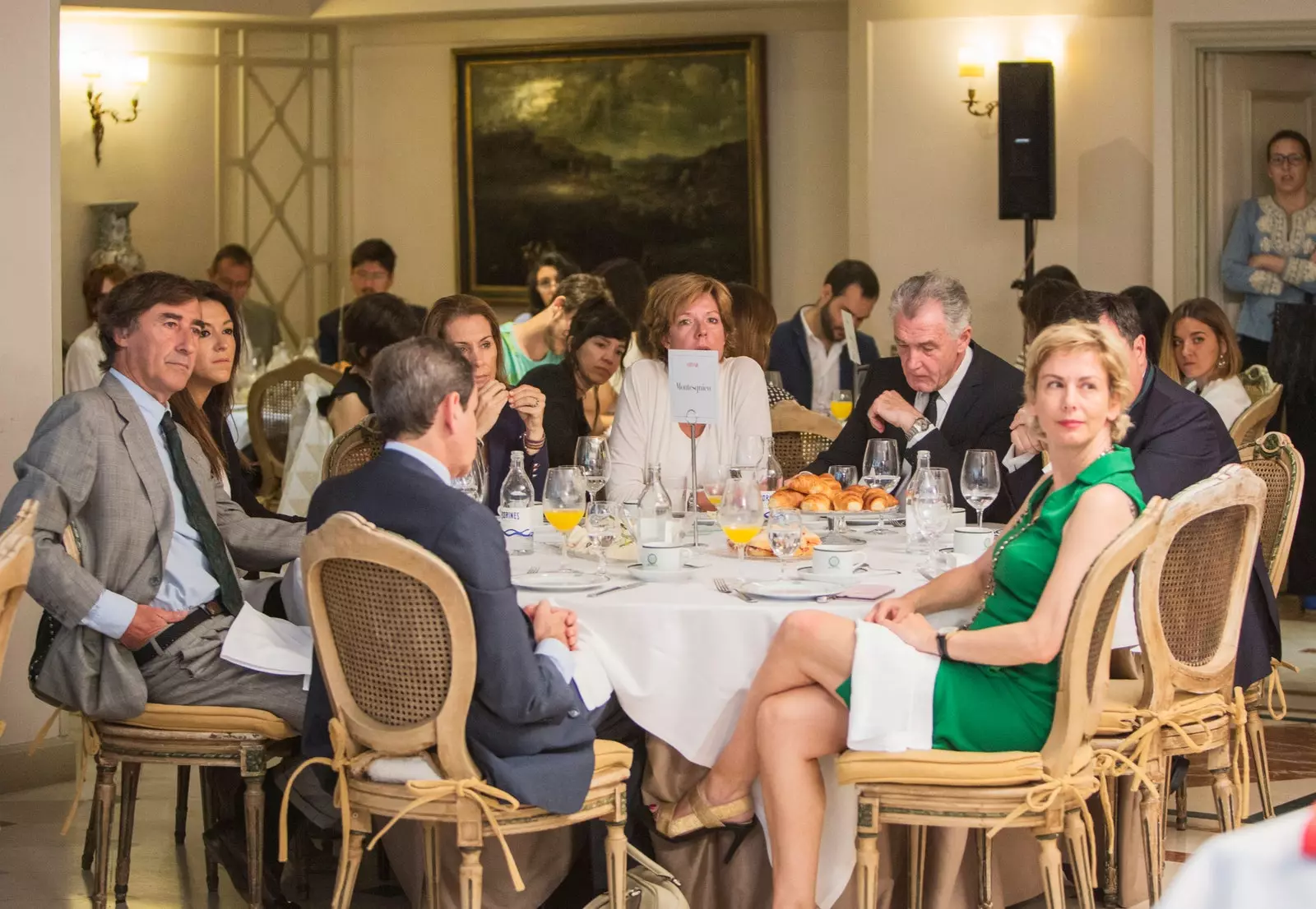 Certains des invités du petit-déjeuner, dont Borja Puig de Bellacasa, Simoneta Gómez Acebo, Evelio Acevedo et...