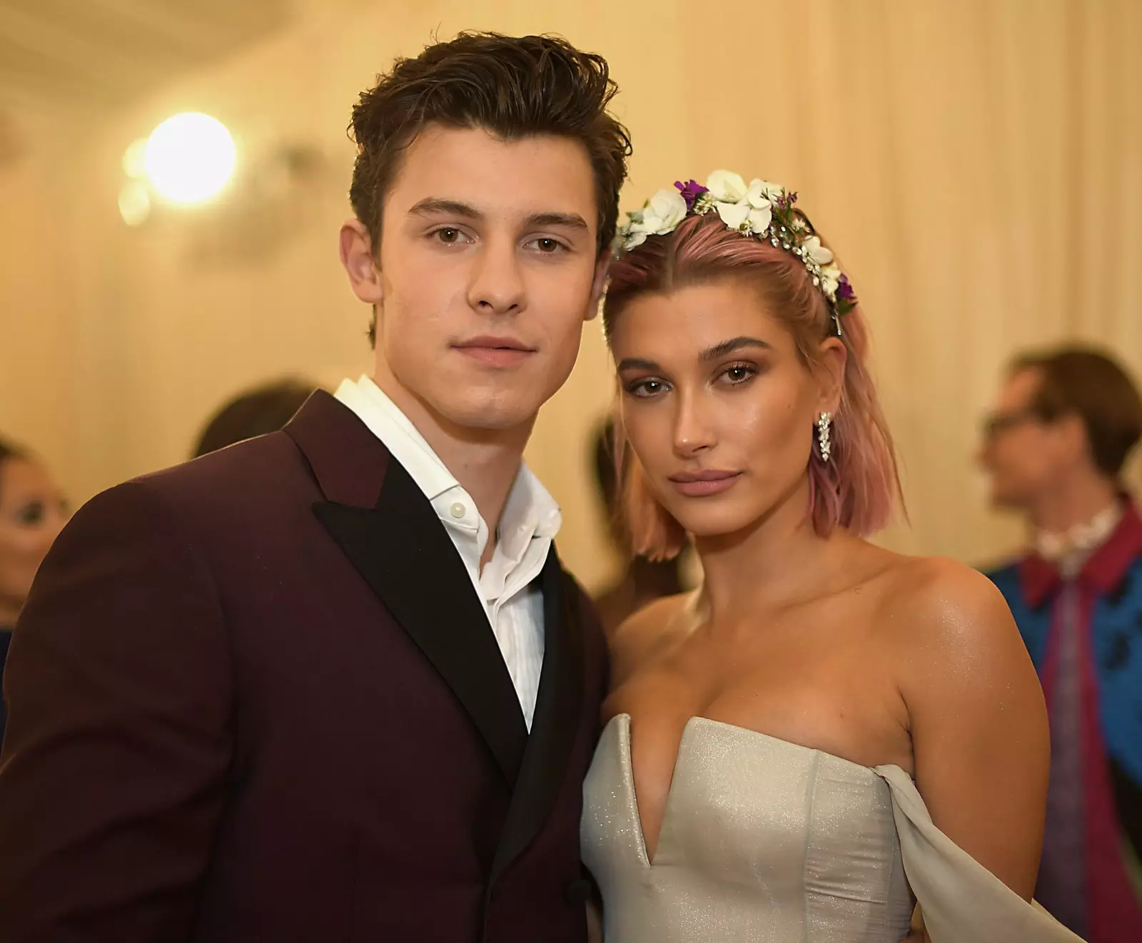 Justin Bieber đáp trả Shawn Mendes '' like 'trên bức ảnh của Hailey