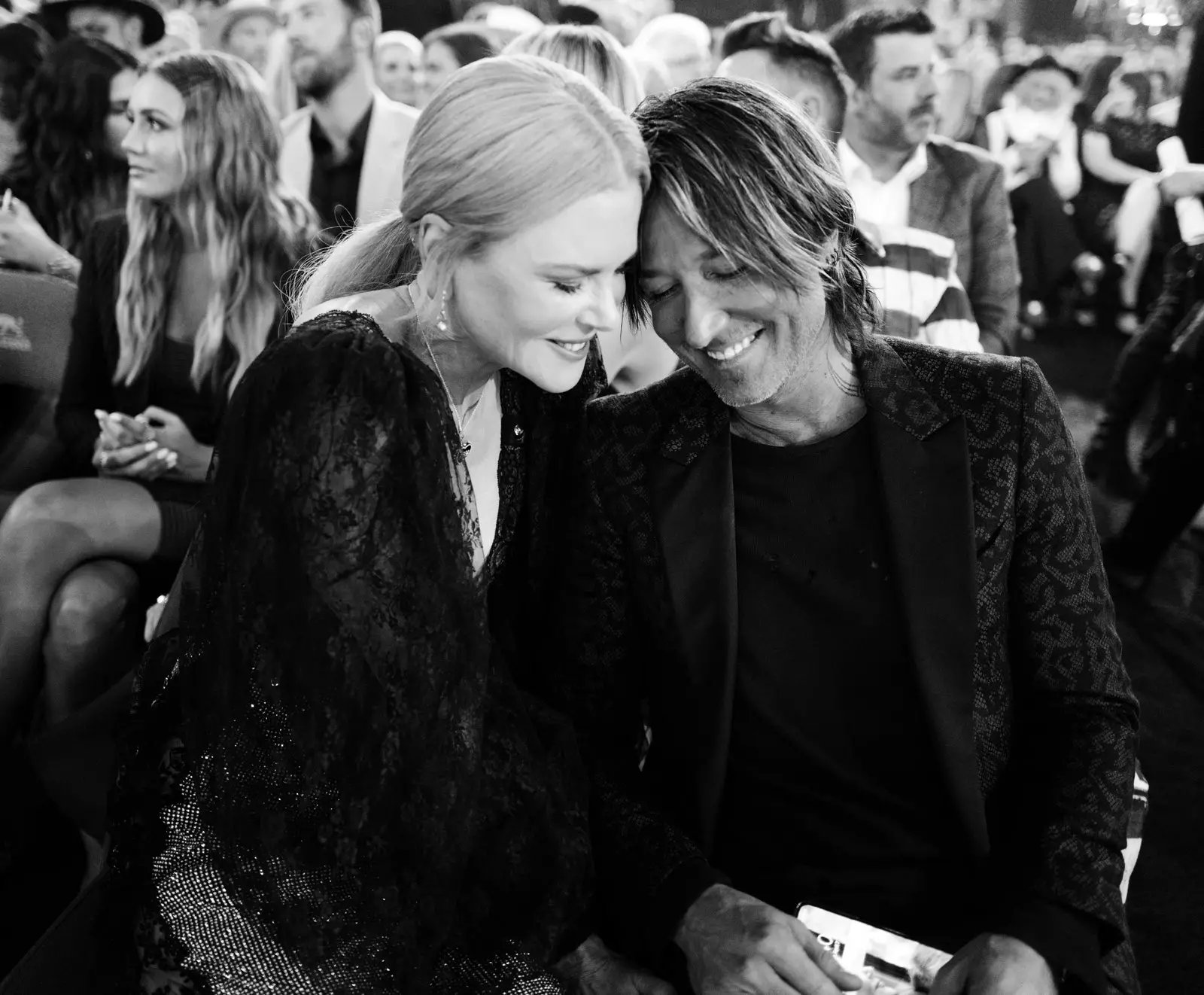 Nicole Kidman en Keith Urban ster in 'n passievolle soen by die ACM-toekennings