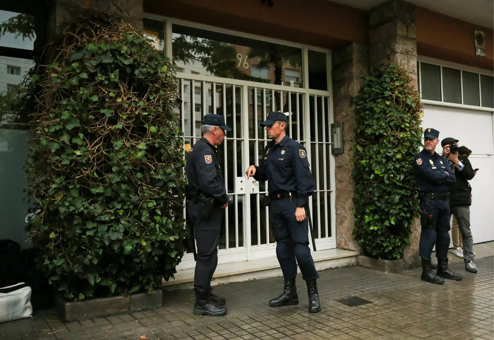 Politiet venter på å starte ransakingen av huset til den tidligere presidenten for Generalitat.