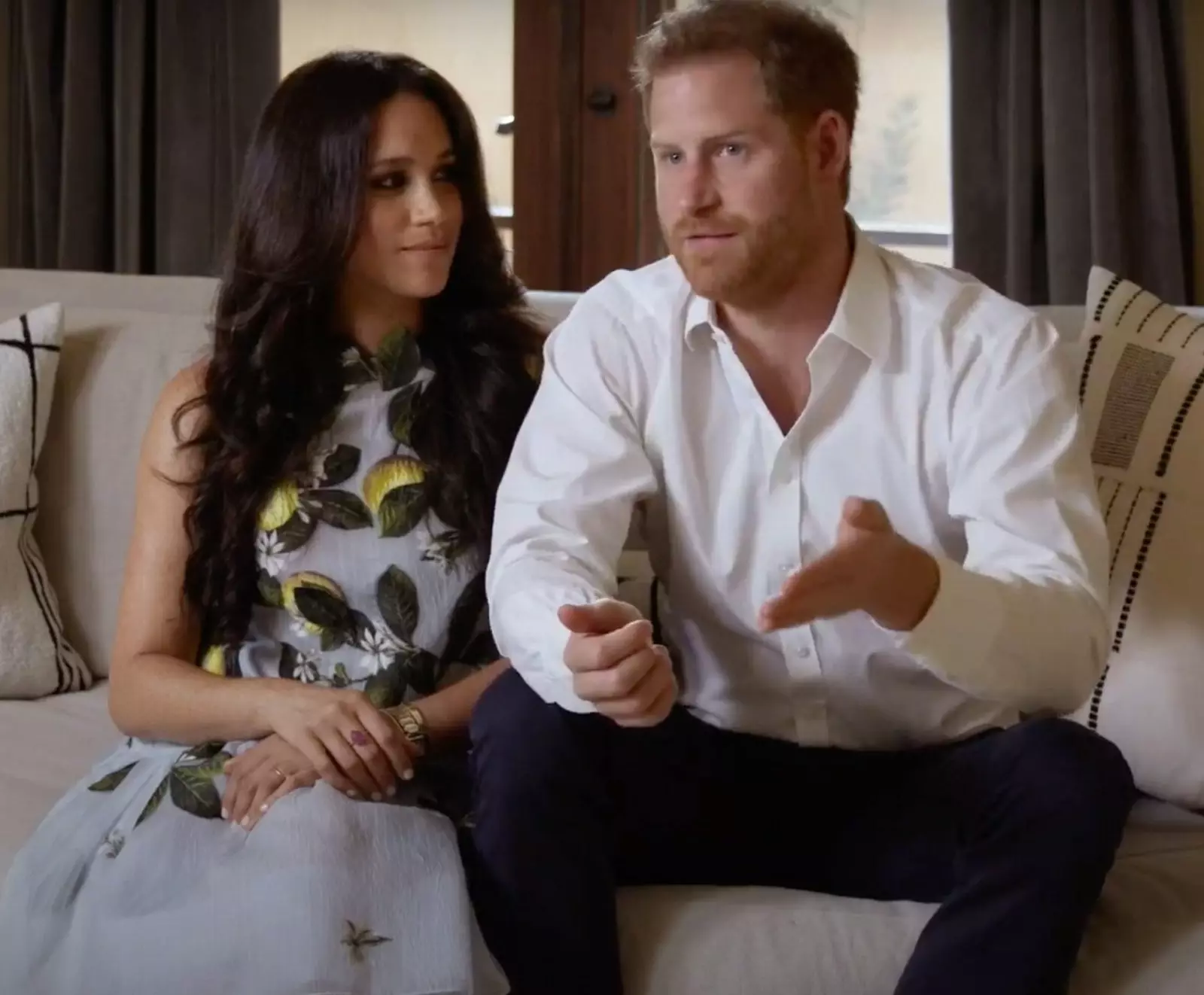 Meghan Markle iyo amiir Harry oo ku sugan munaasabad taabagal ah oo ku saabsan munaasabadda podcast-ka Archewell Audio.