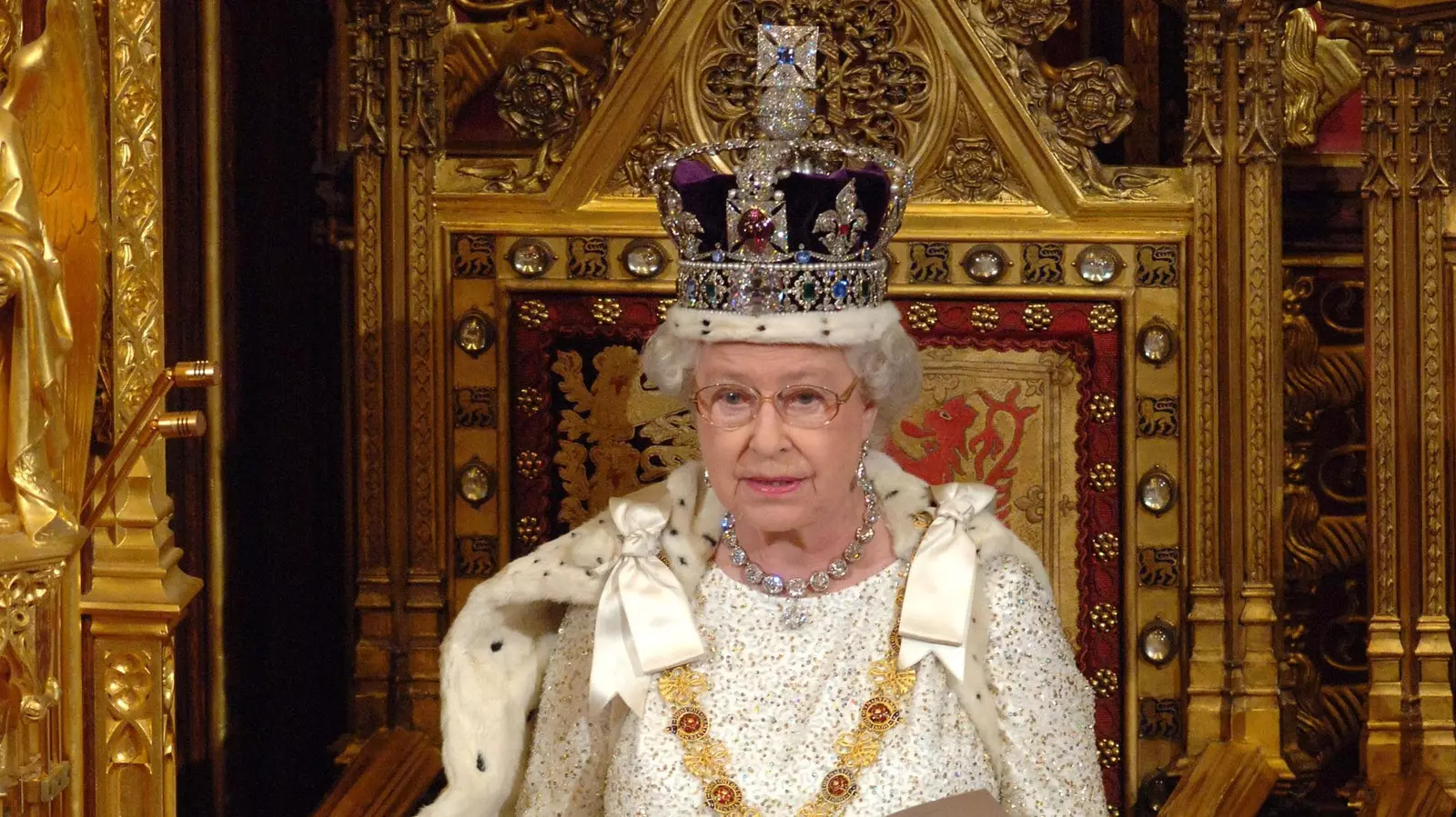 エリザベス2世女王は、カリナンダイヤモンドから抽出された2つの宝石を身に着けている州の帝国の王冠を身に着けています。