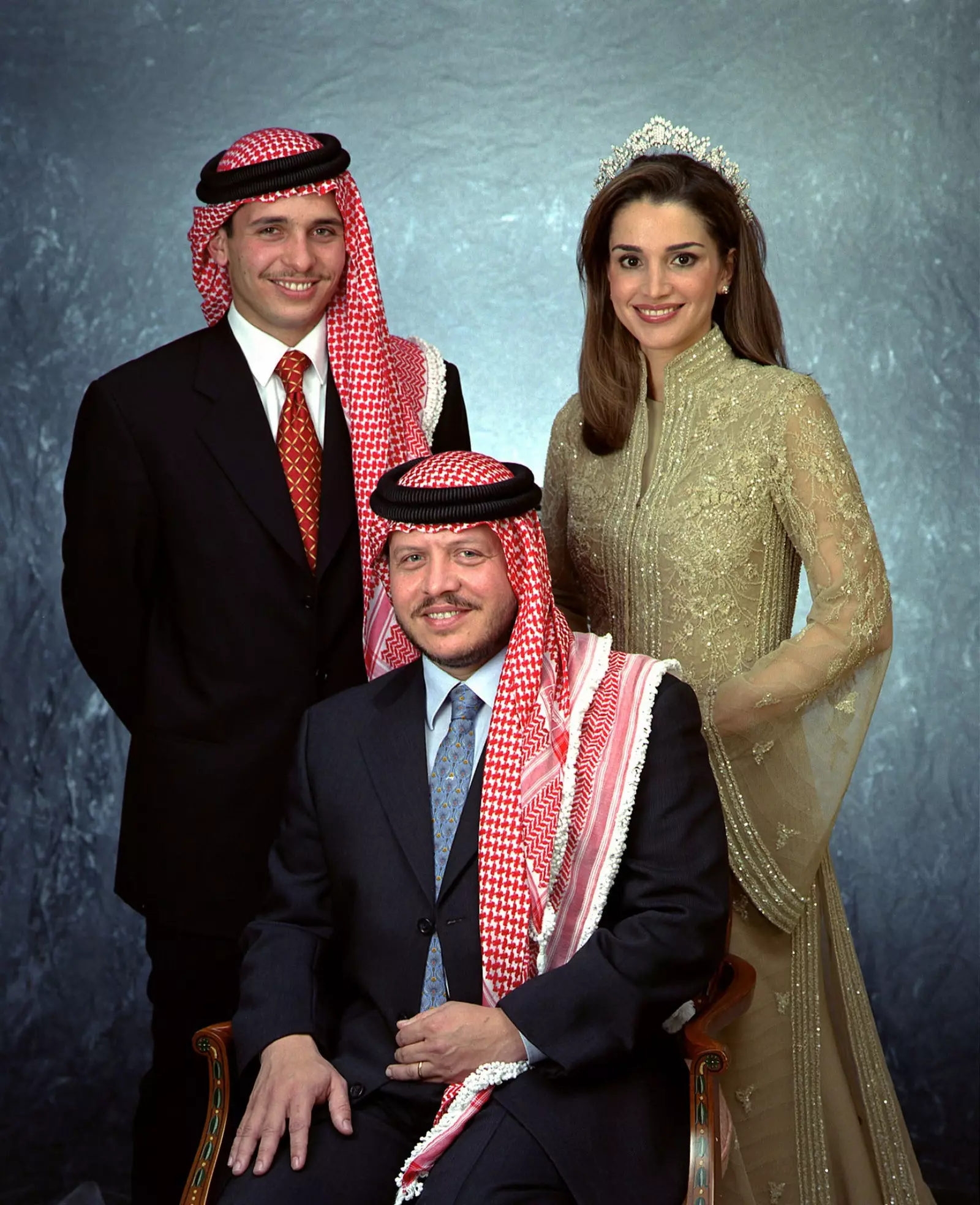 Le roi Abdal avec Rania et le prince Hamzah dans une pose de 2000.