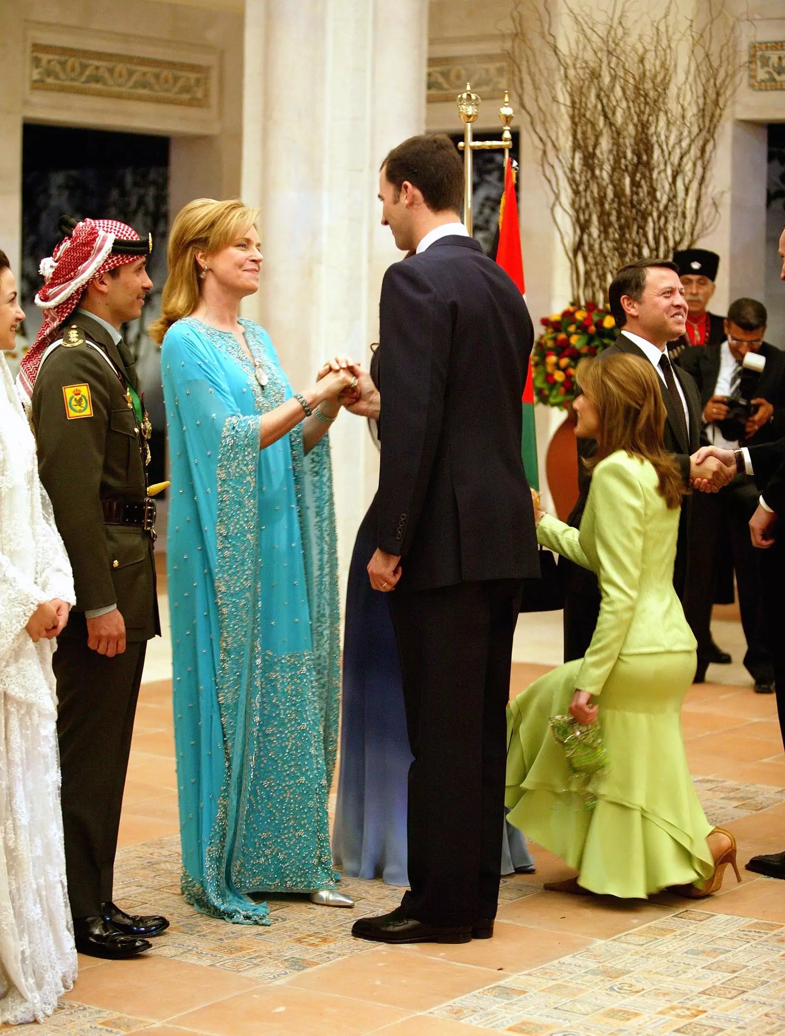 Letizia i Felipe saluden Rània i Noor davant els nuvis Hamzah i Noor en el seu casament el maig del 2004.