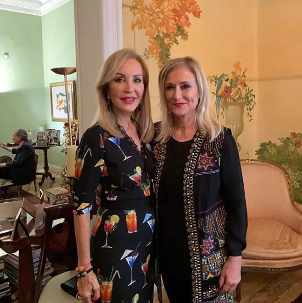 Carmen Lomana và Cristina Cifuentes vào chiều Chủ nhật này.