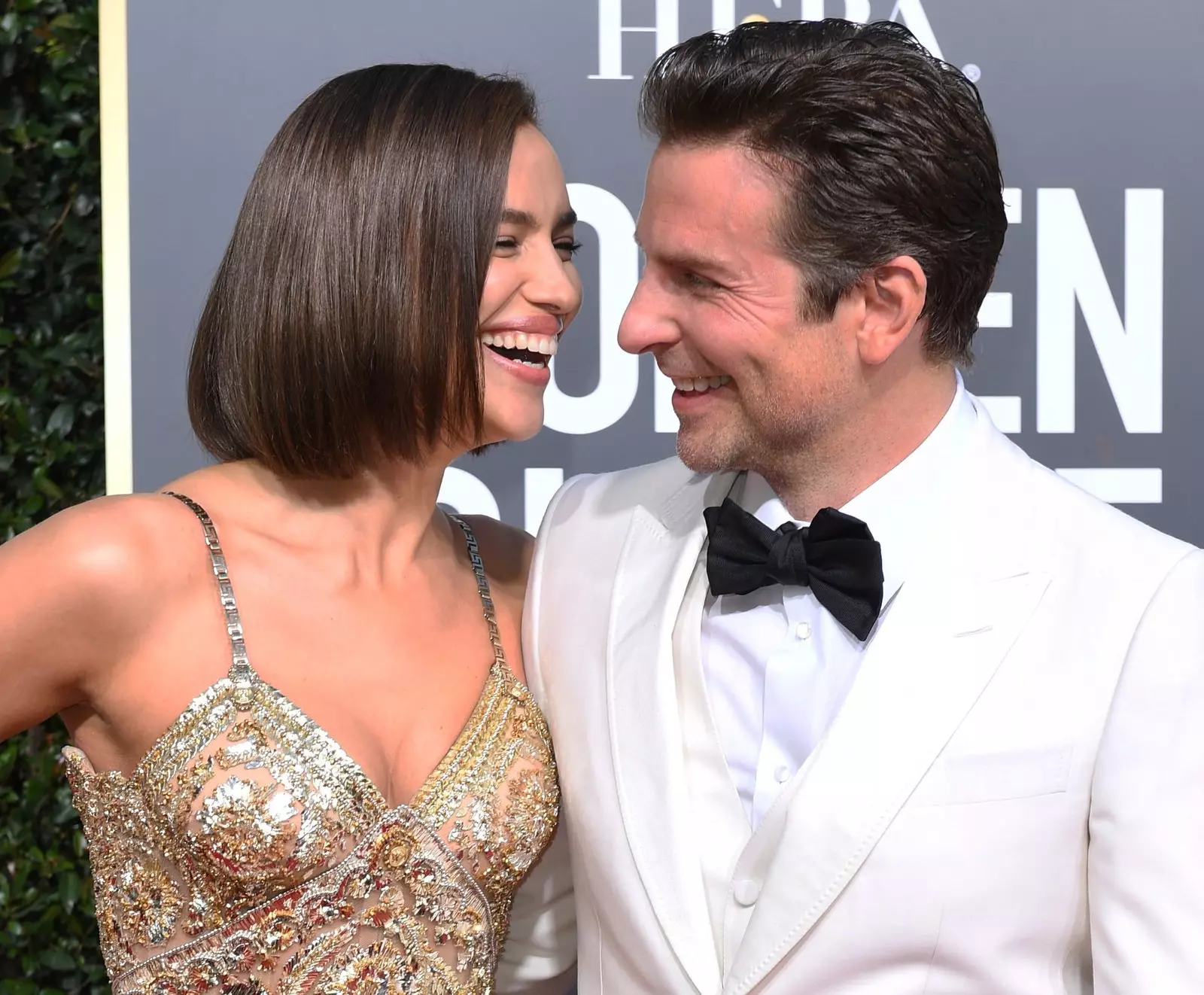 Bradley Cooper agus a thiomantas gan choinne do Irina Shayk ag na BAFTAs