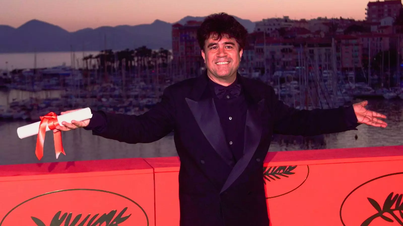 Pedro Almodóvar any Cannes miaraka amin'ny loka ho an'ny tale tsara indrindra amin'ny 'All about my mother'.