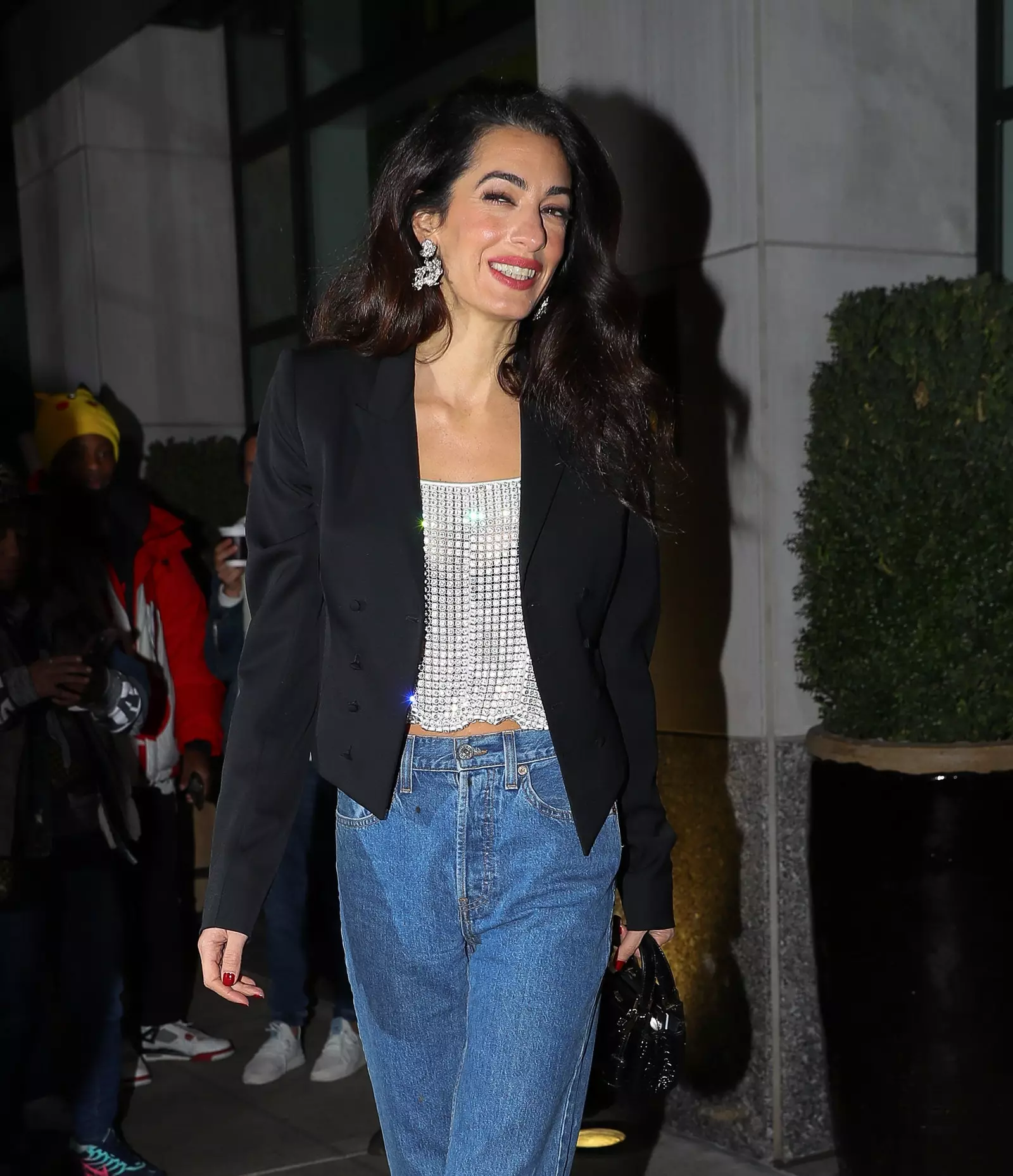 Amal Clooney nan Jeans ak tèt kristal