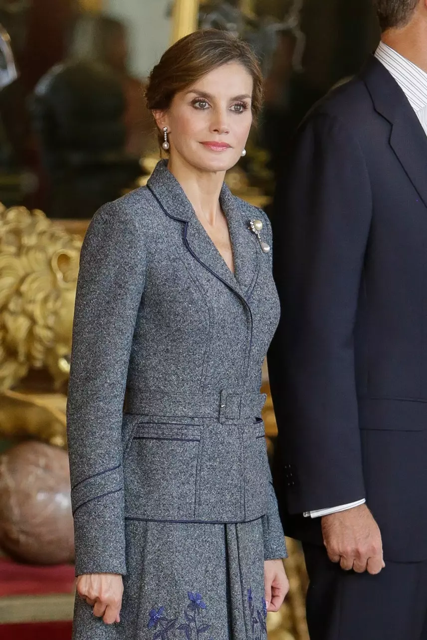Թագուհի Լետիցիան թագուհի Մարիա Քրիստինայի բրոշով 2017 թվականի Ազգային տոնի ժամանակ։