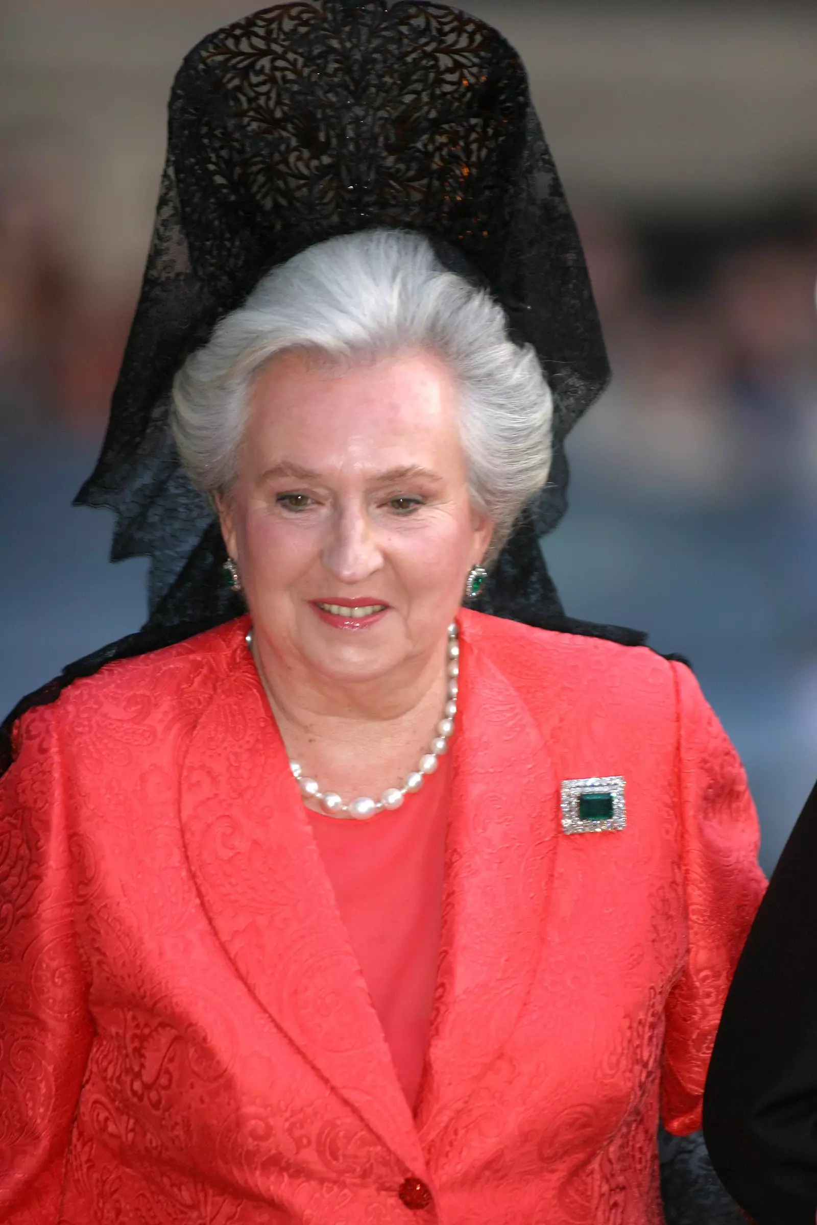 Infanta Pilar yokhala ndi ma emeralds a Mfumukazi Elizabeth II ndi ngale za Regent.