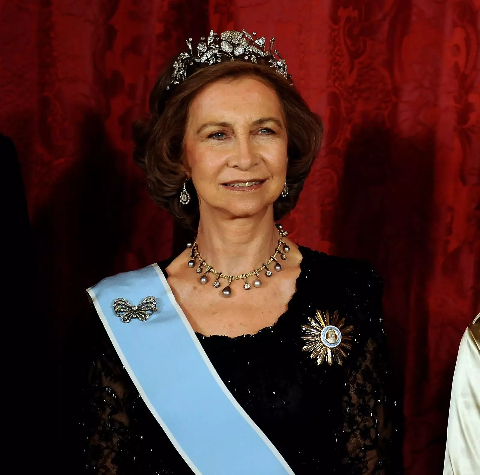 Si Queen Sofia nga adunay tiara, kwintas ug brooch ni Queen Maria Cristina sa Habsburg-Lorraine.
