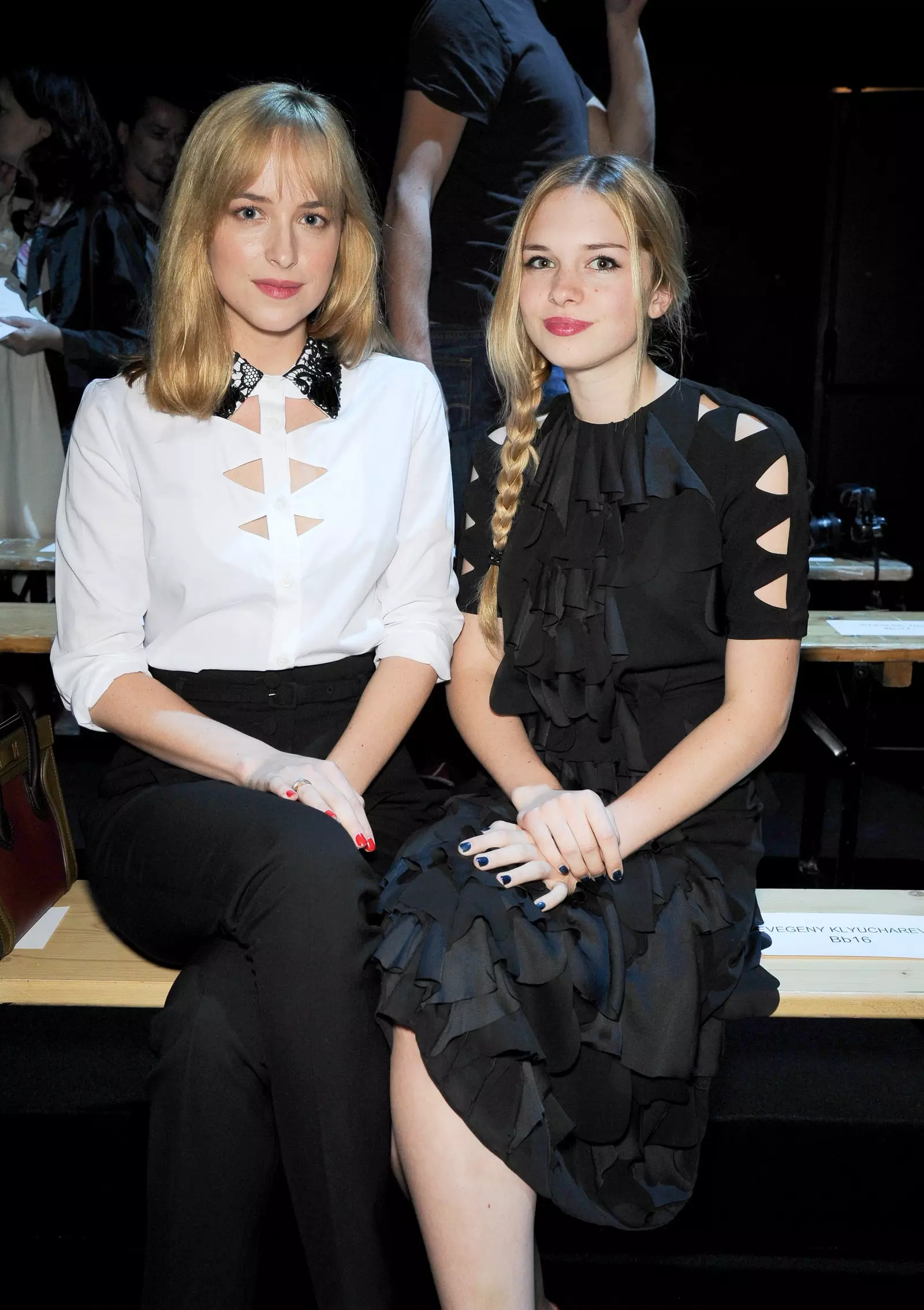 Stella del Carmen dan kakaknya Dakota Johnson di pertunjukan fesyen Viktor Rolf