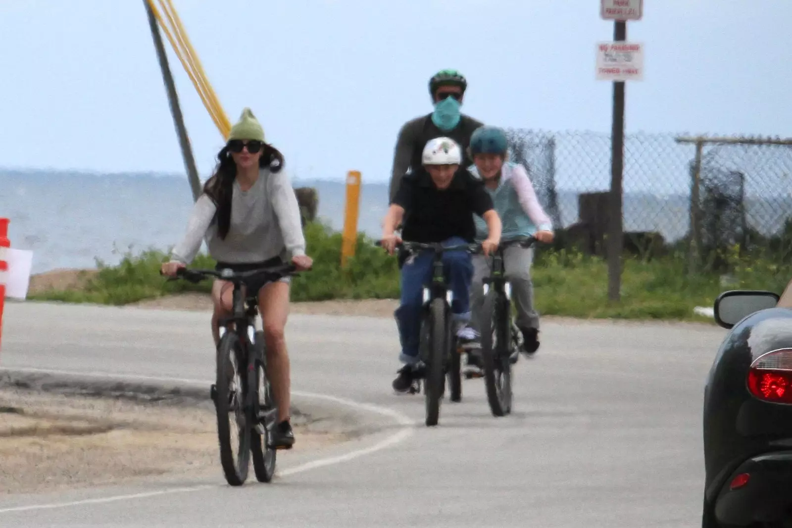 Dakota Johnson gyda Chris Martin a'u plant ychydig ddyddiau yn ôl yn Los Angeles.