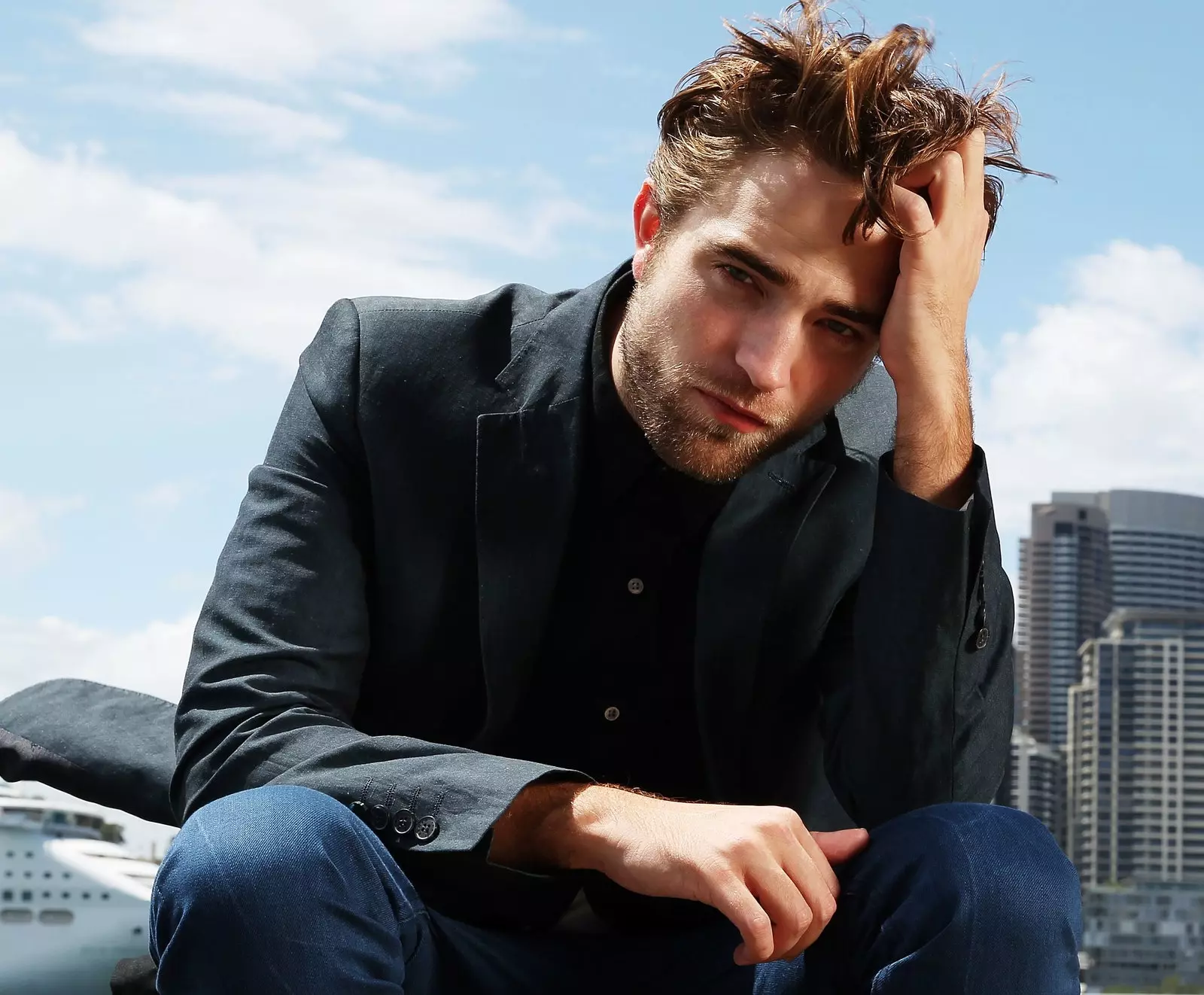 Na chéad íomhánna de Robert Pattinson mar 'The Batman'