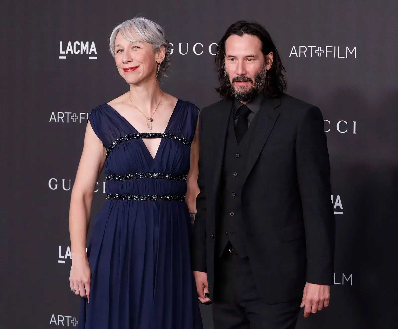 Alexandra Grant en Keanu Reeves poseren hand in hand tijdens de galafotocall die gisteravond in LACMA werd gehouden.