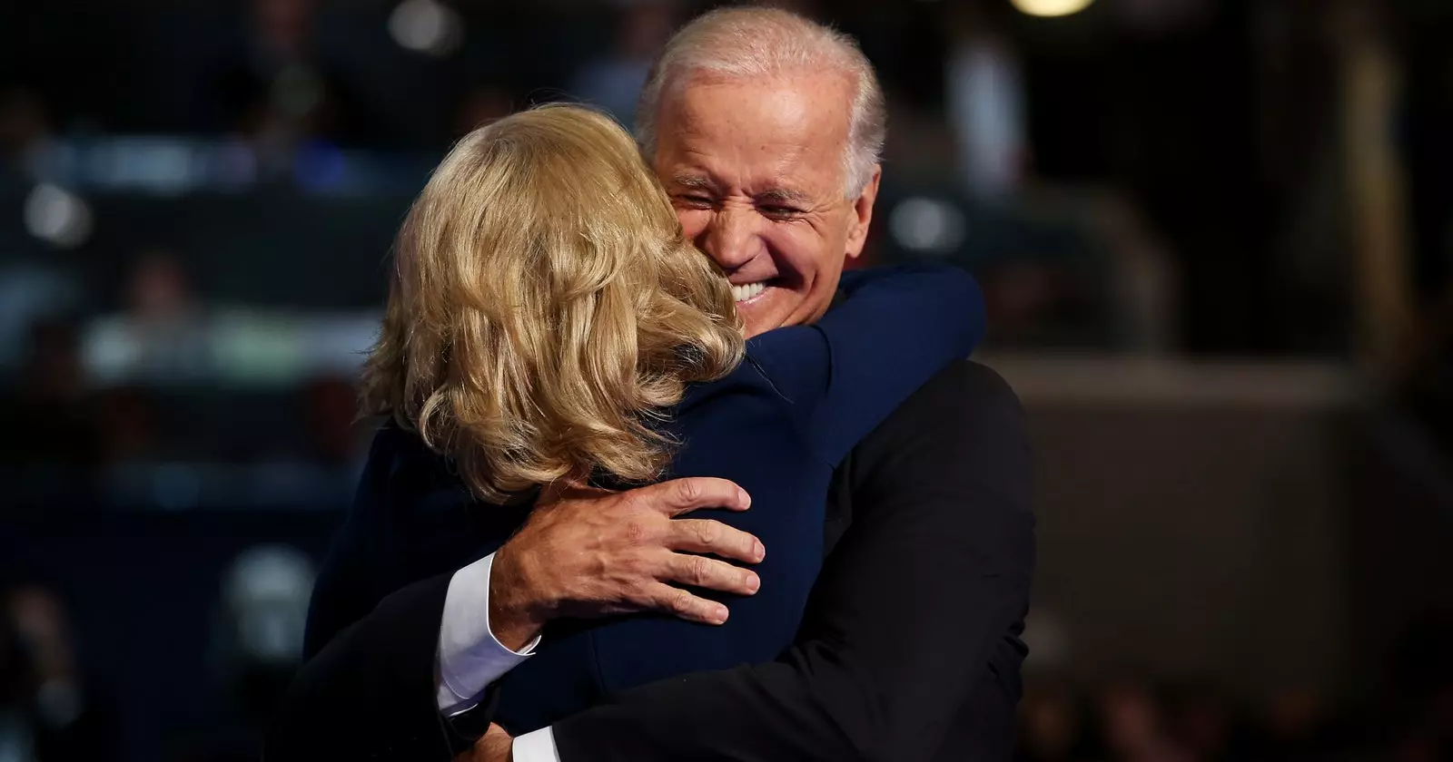 Joe Bidenas ir jo žmona Jill apsikabina 2012 m. demokratų nacionaliniame suvažiavime.