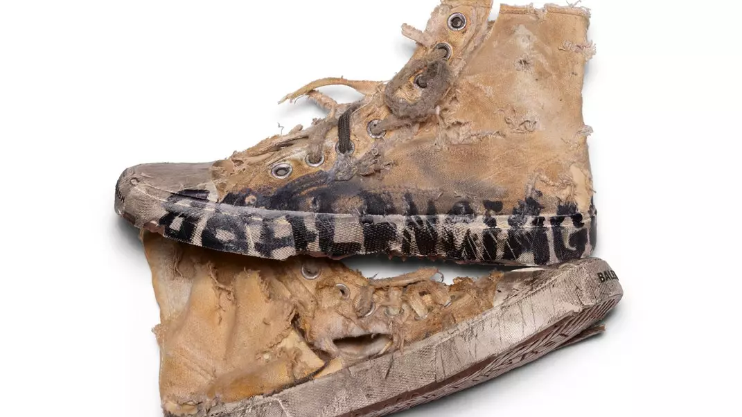 Điều gì đằng sau đôi giày thể thao bị phá hủy mà Balenciaga bán với giá 1.450 euro