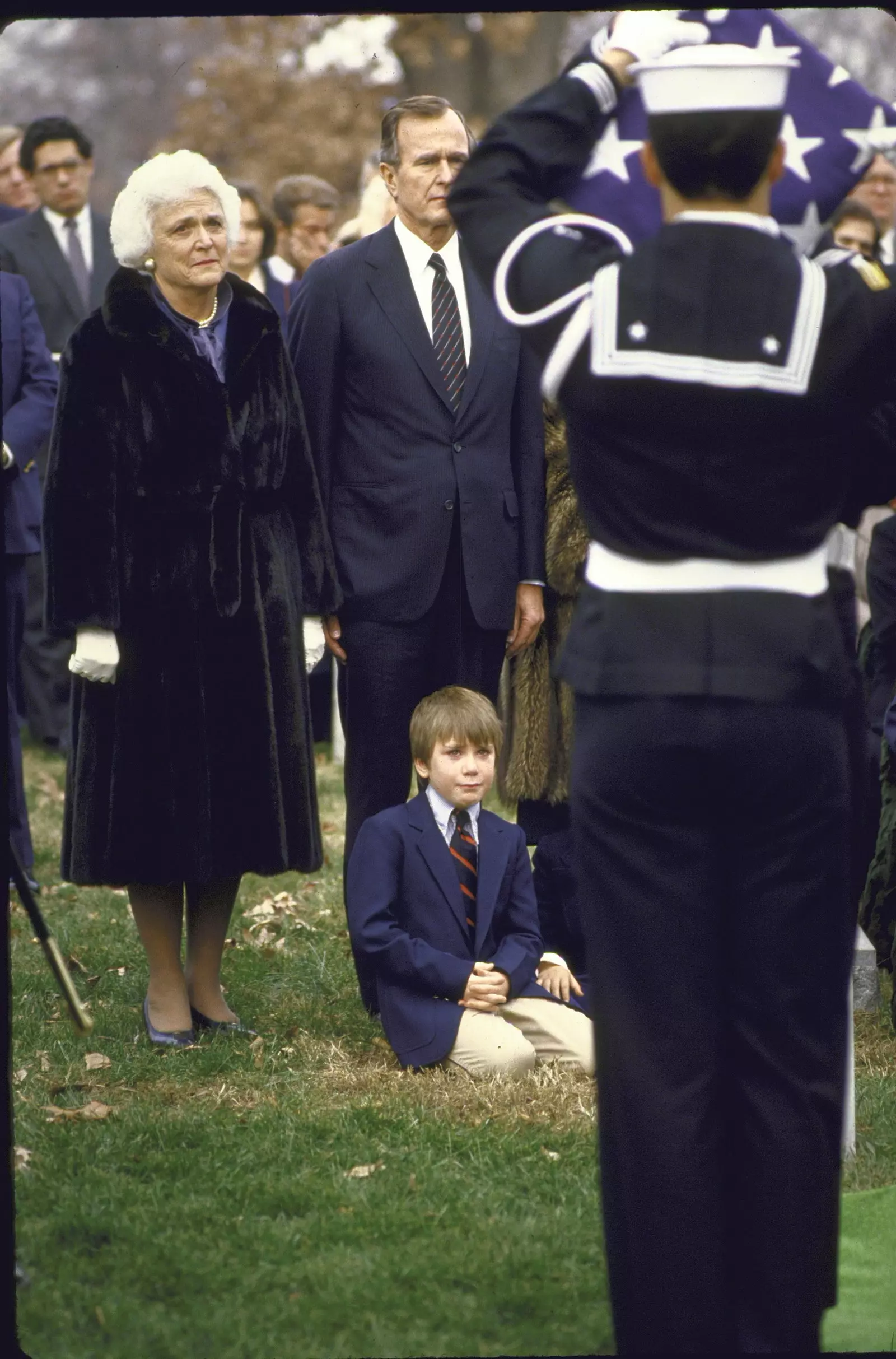 زوجا بوش أثناء الدفن في طريق أرلينغتون لقاضي المحكمة العليا بوتر ستيوارت مع حفيده ...