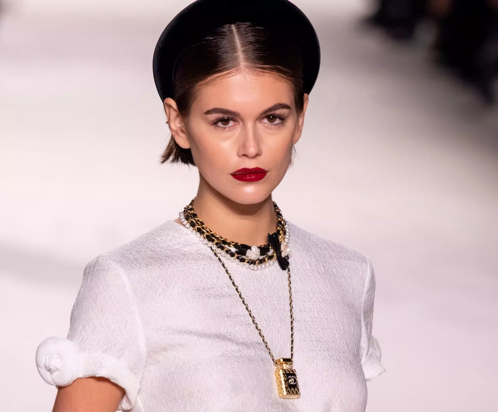 Kaia Gerber podczas pokazu mody Chanel Metiers d'Art 20192020.