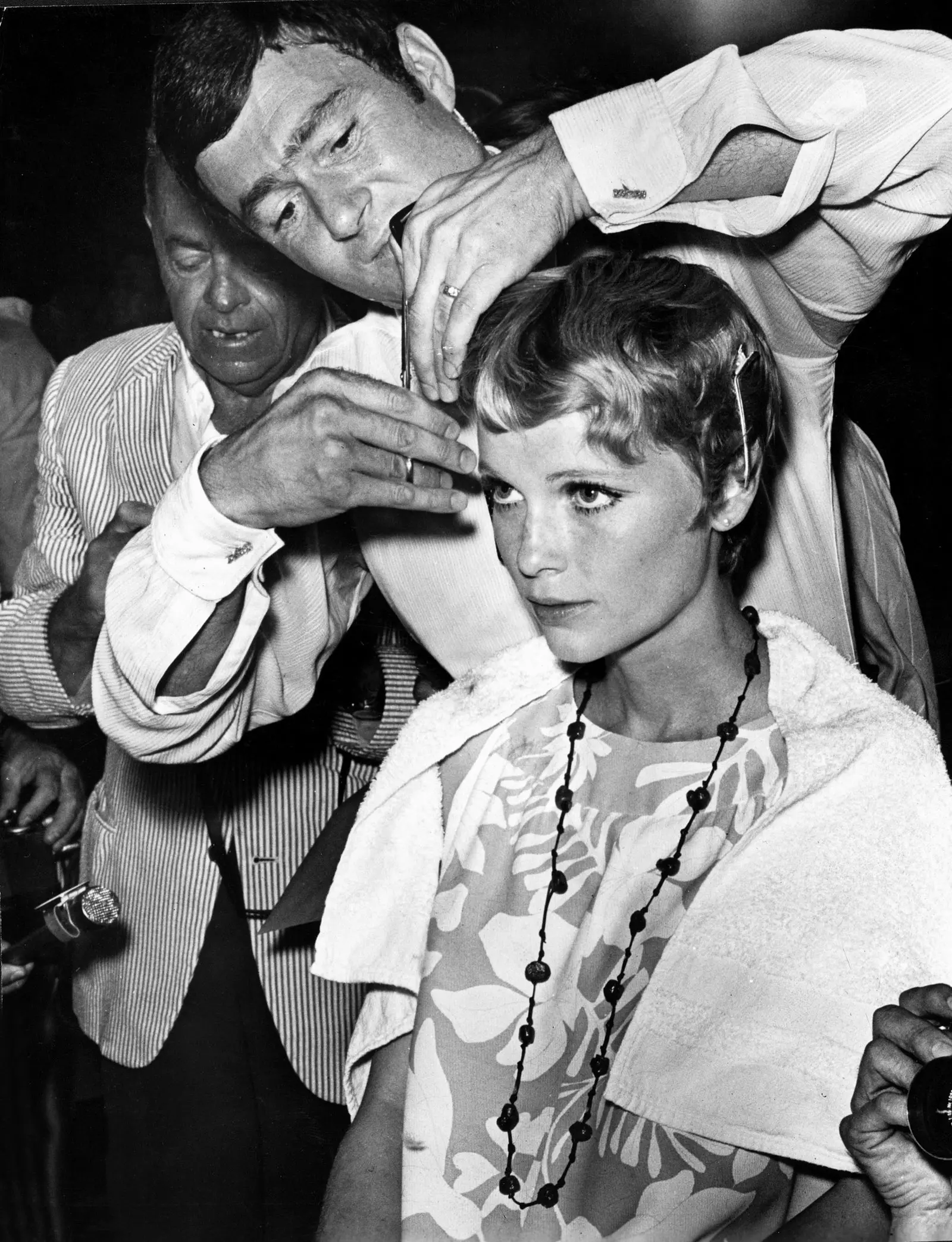 Vidal Sassoon o hlokomela sehiloeng sa Mia Farrow nakong ea ho nkuoa filimi.