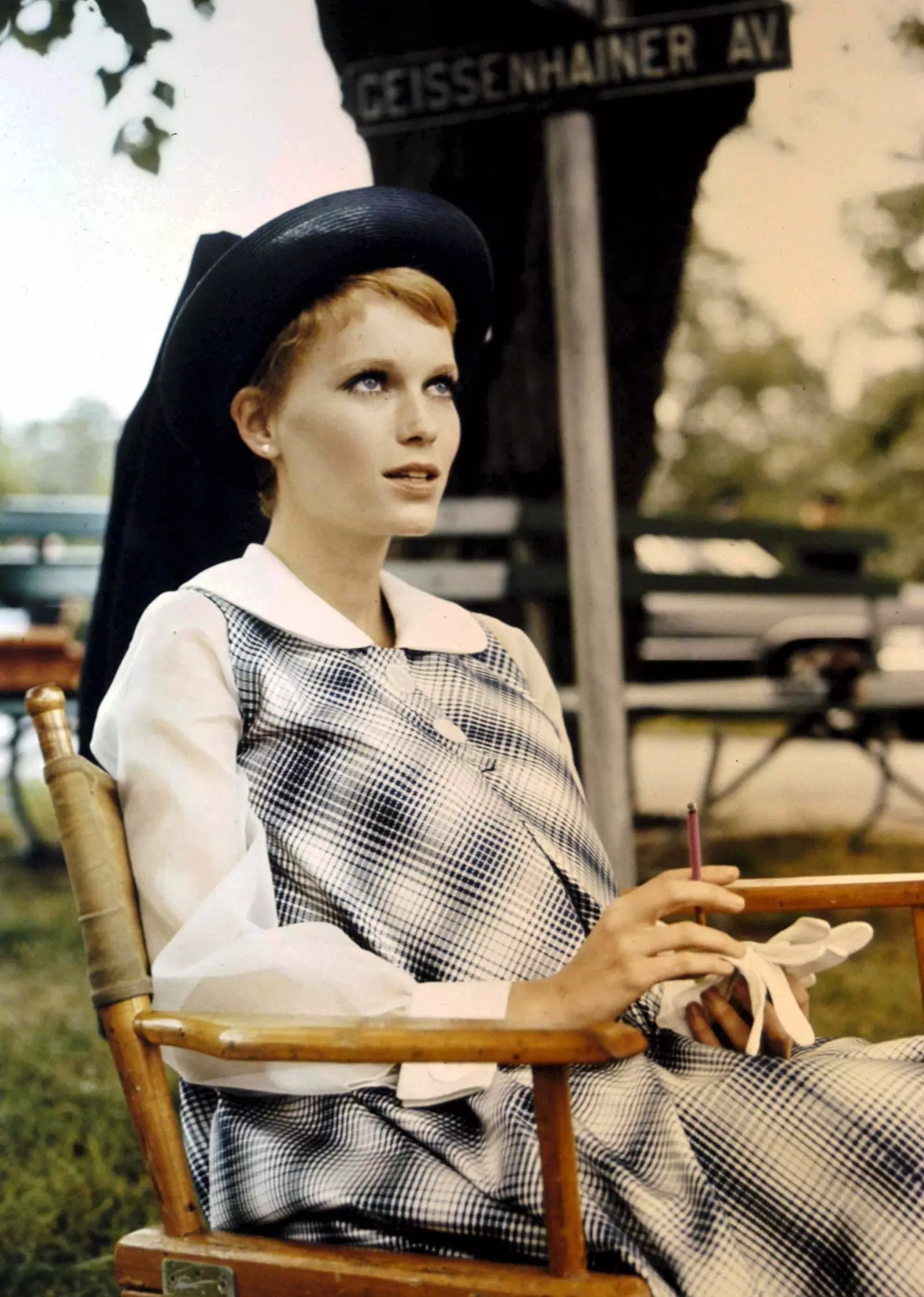 Mia Farrow lors d'un moment de tournage.